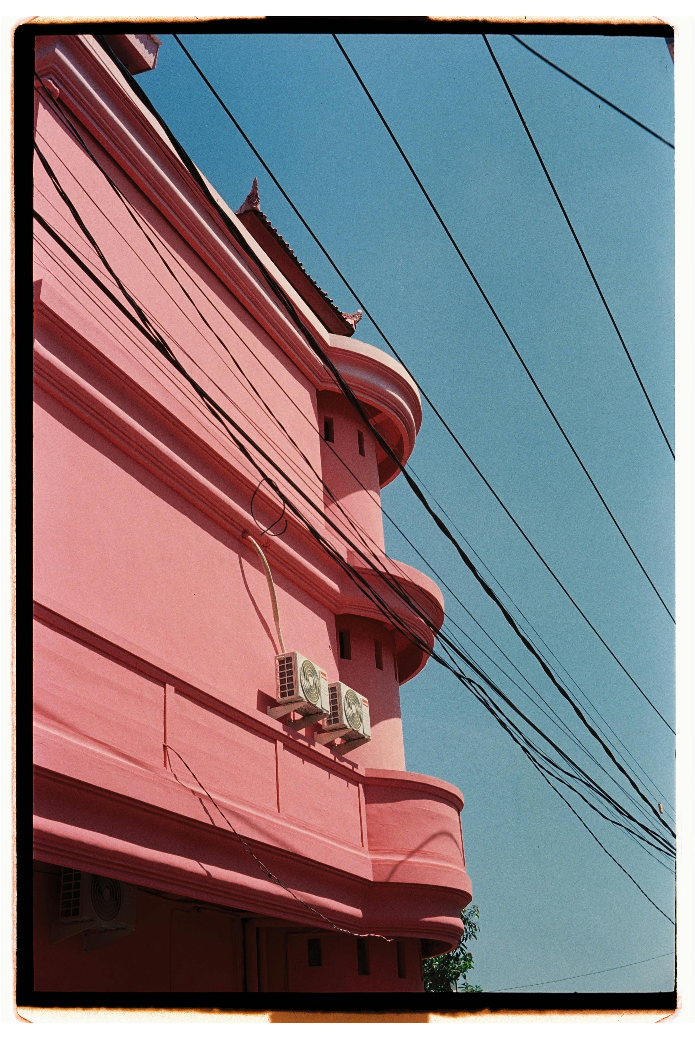 Unidades Condensadoras De Ar Condicionado Na Fachada De Um Edifício Rosa · Foto profissional ...