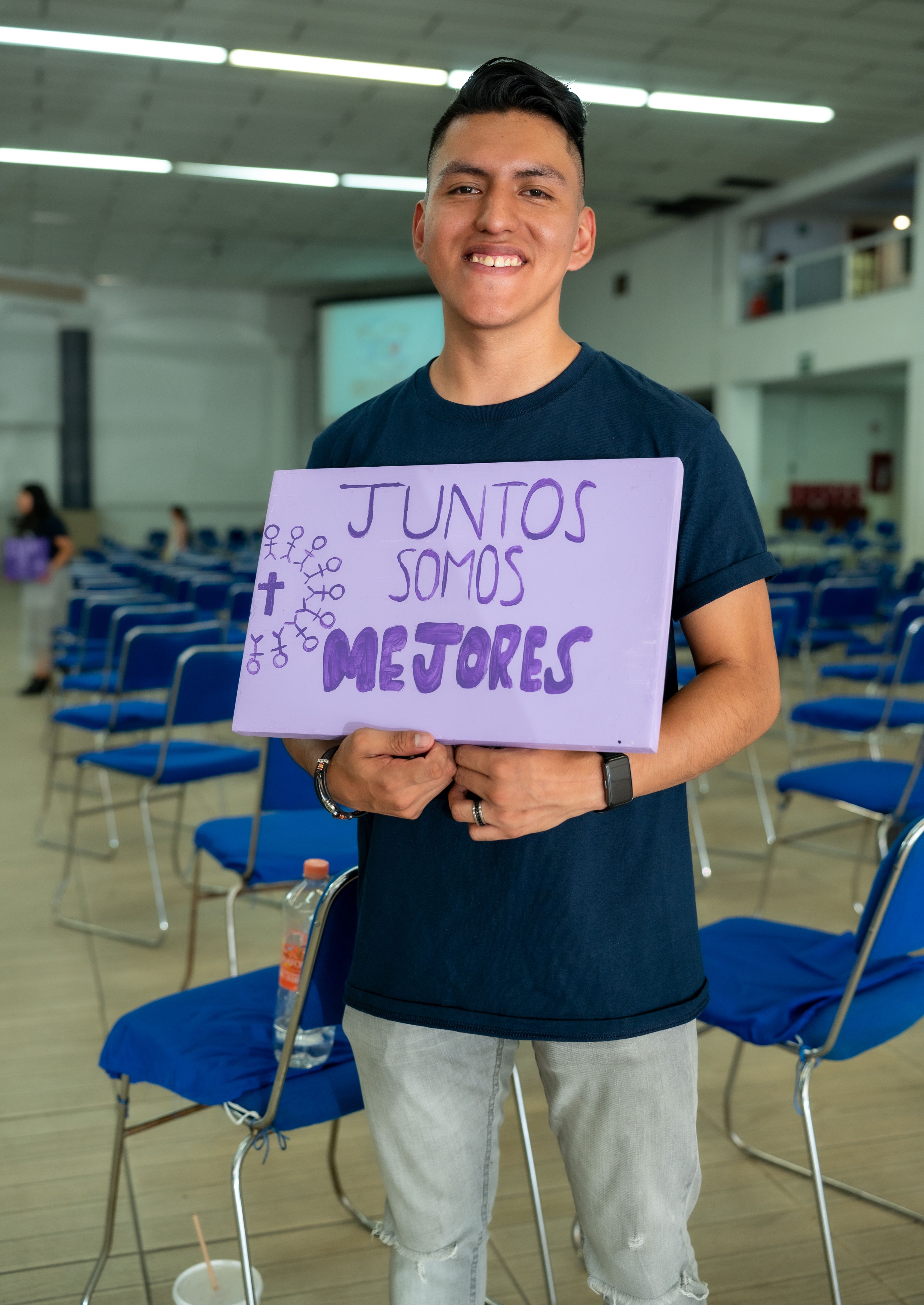 A man holding a sign that says jovu mexicos · Free Stock Photo
