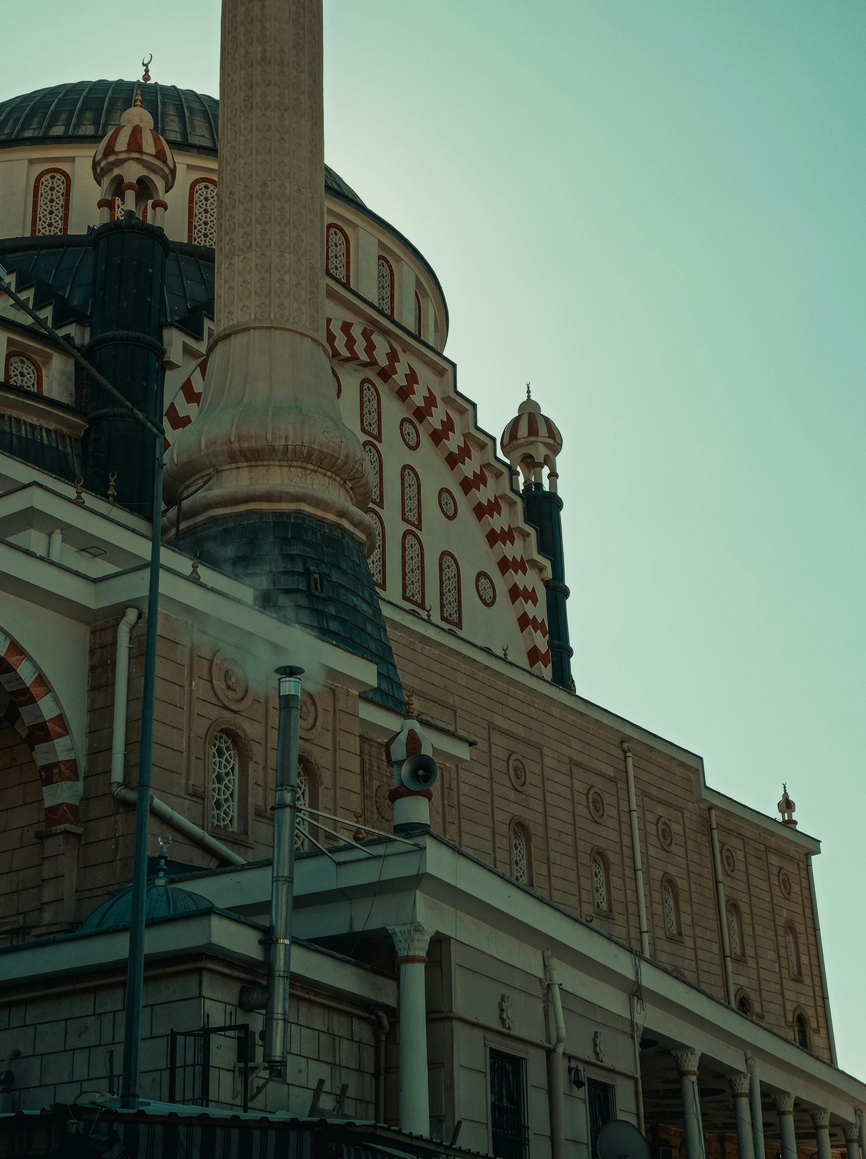 Monumental Mosque Building · Free Stock Photo