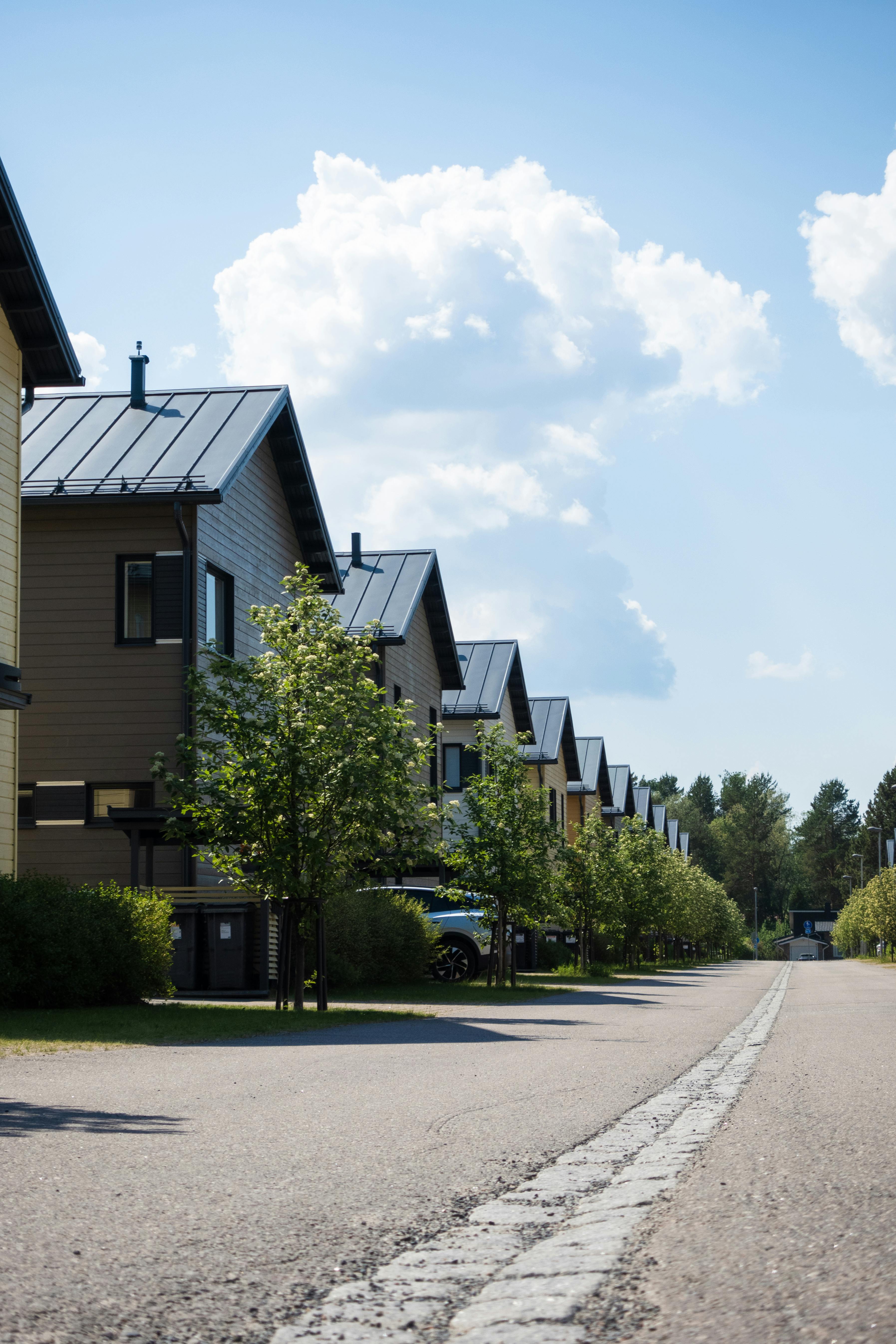 Street in Suburbs with Identical Houses in Line · Free Stock Photo