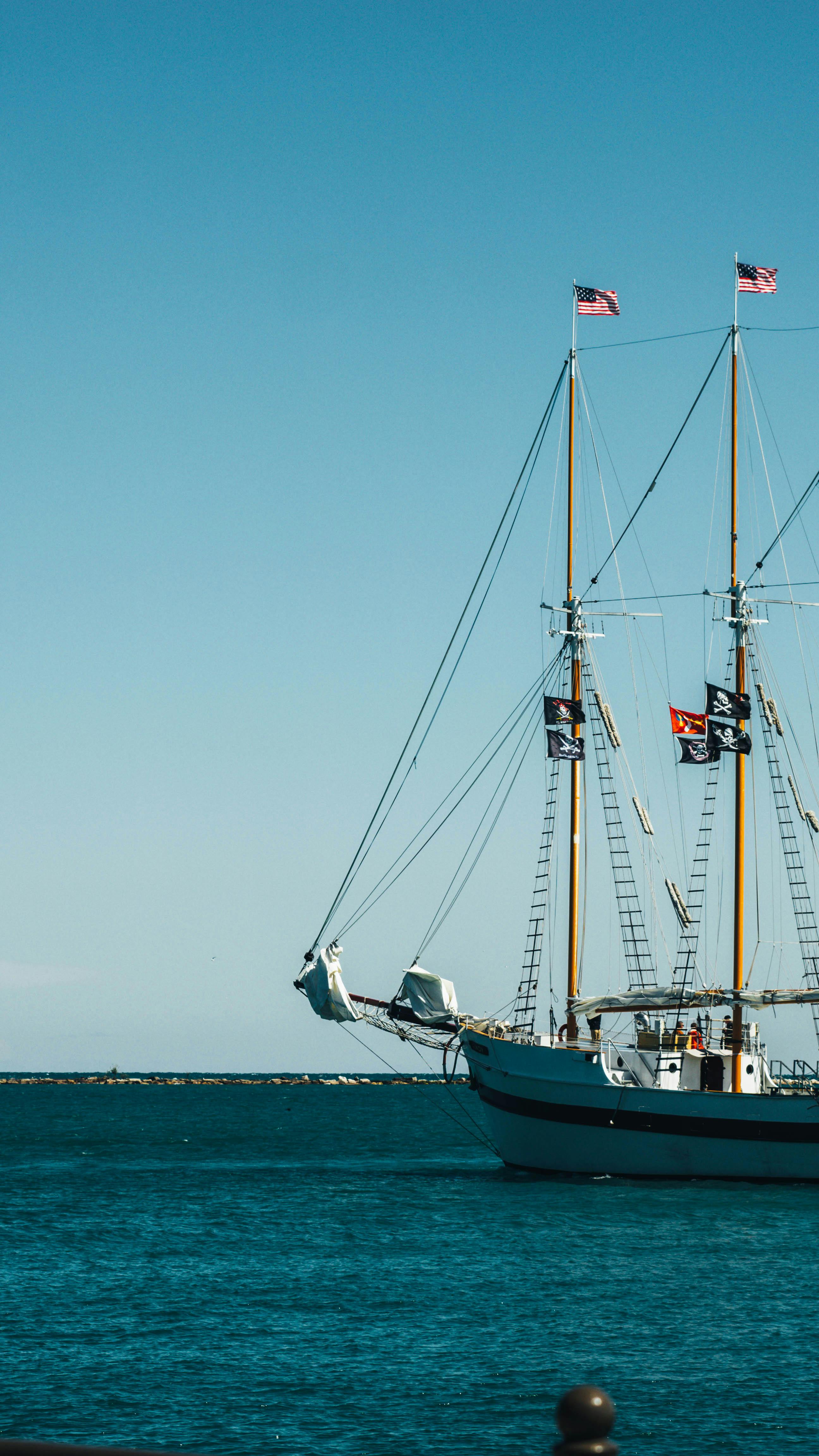 Barco Con Banderas De Estados Unidos Y Piratas En El Mar · Foto de ...