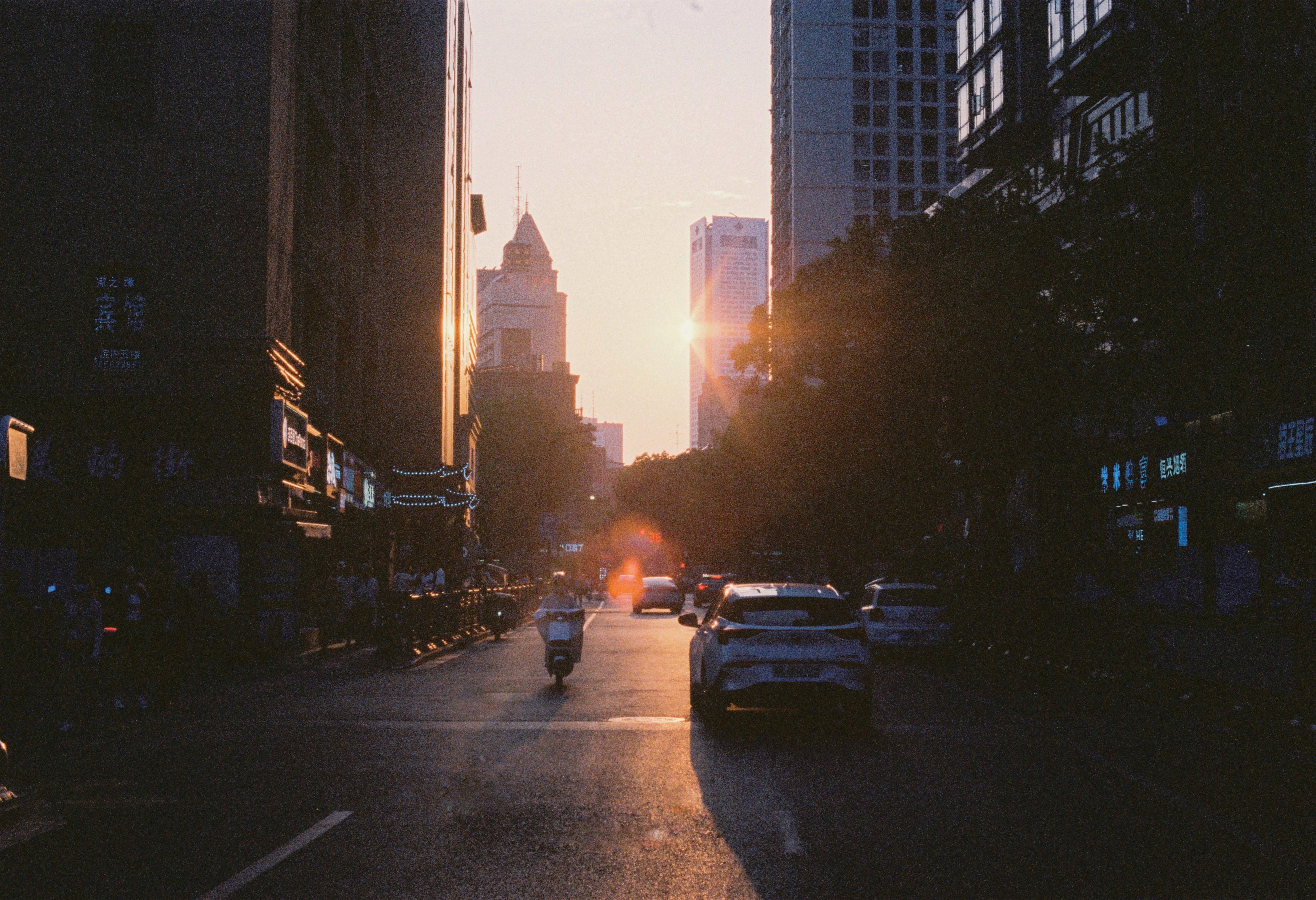 A Street in a City at Sunset · Free Stock Photo