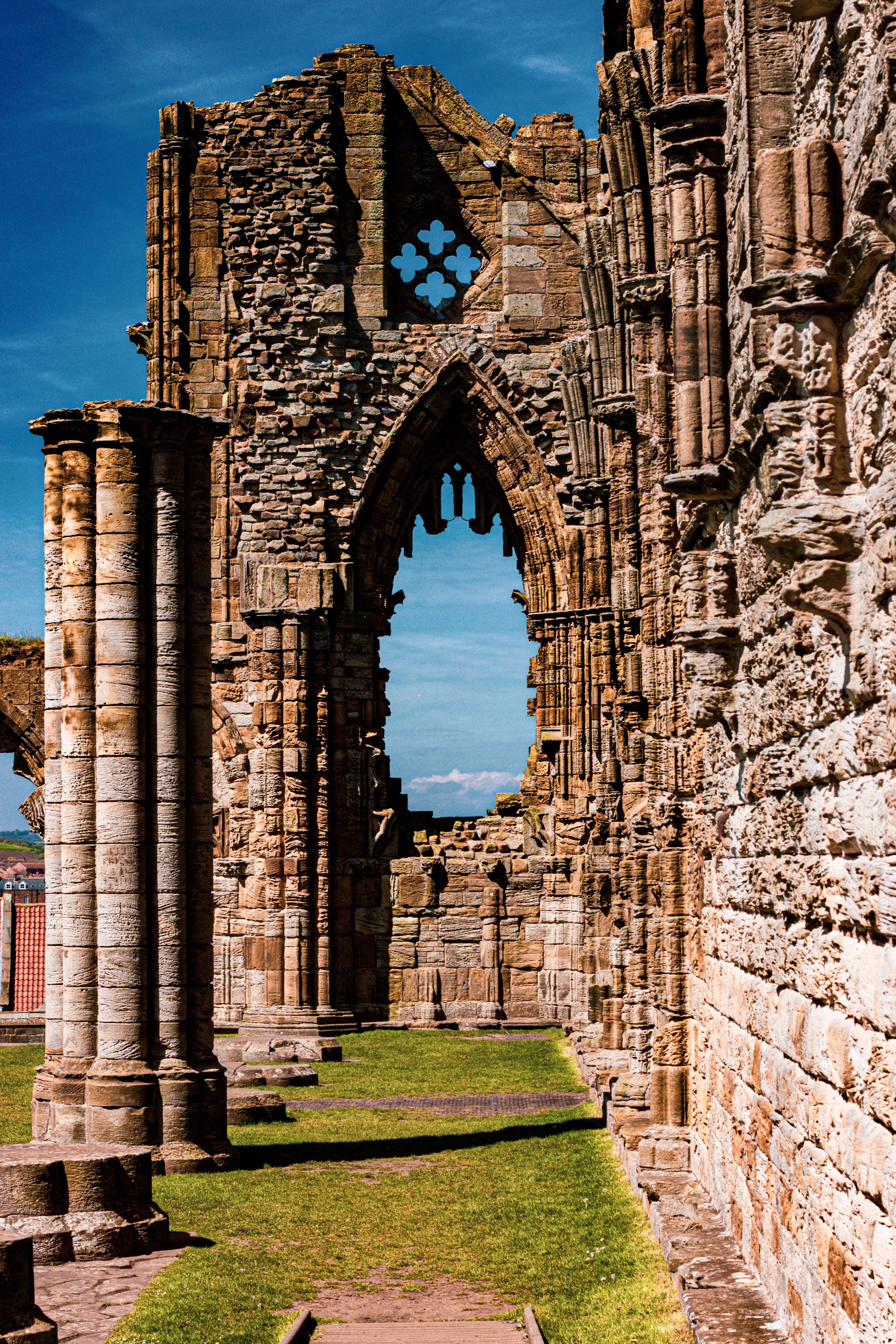 Monastery in England in Sunlight · Free Stock Photo