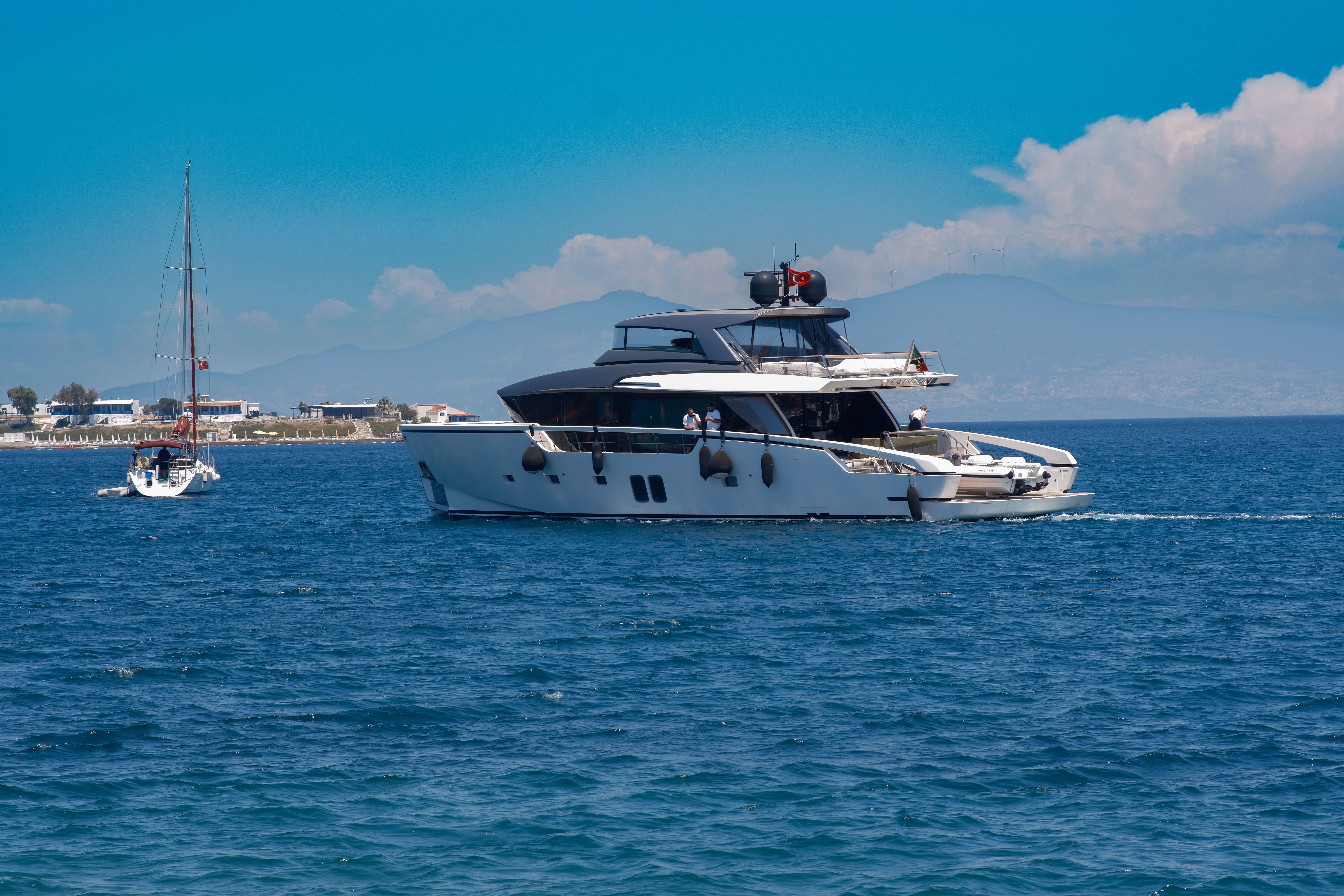 A boat is traveling through the water · Free Stock Photo