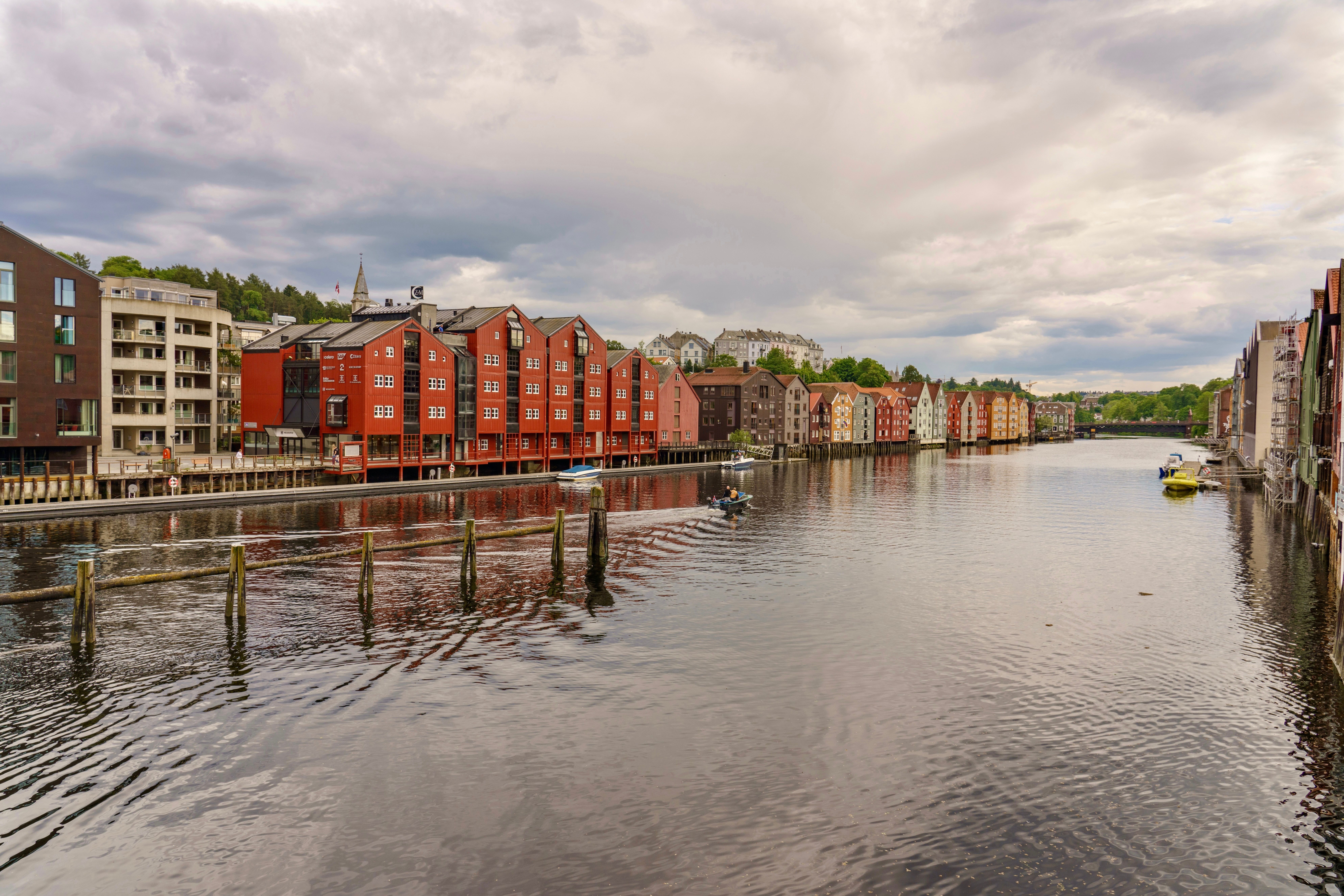 A river with buildings on both sides of it · Free Stock Photo