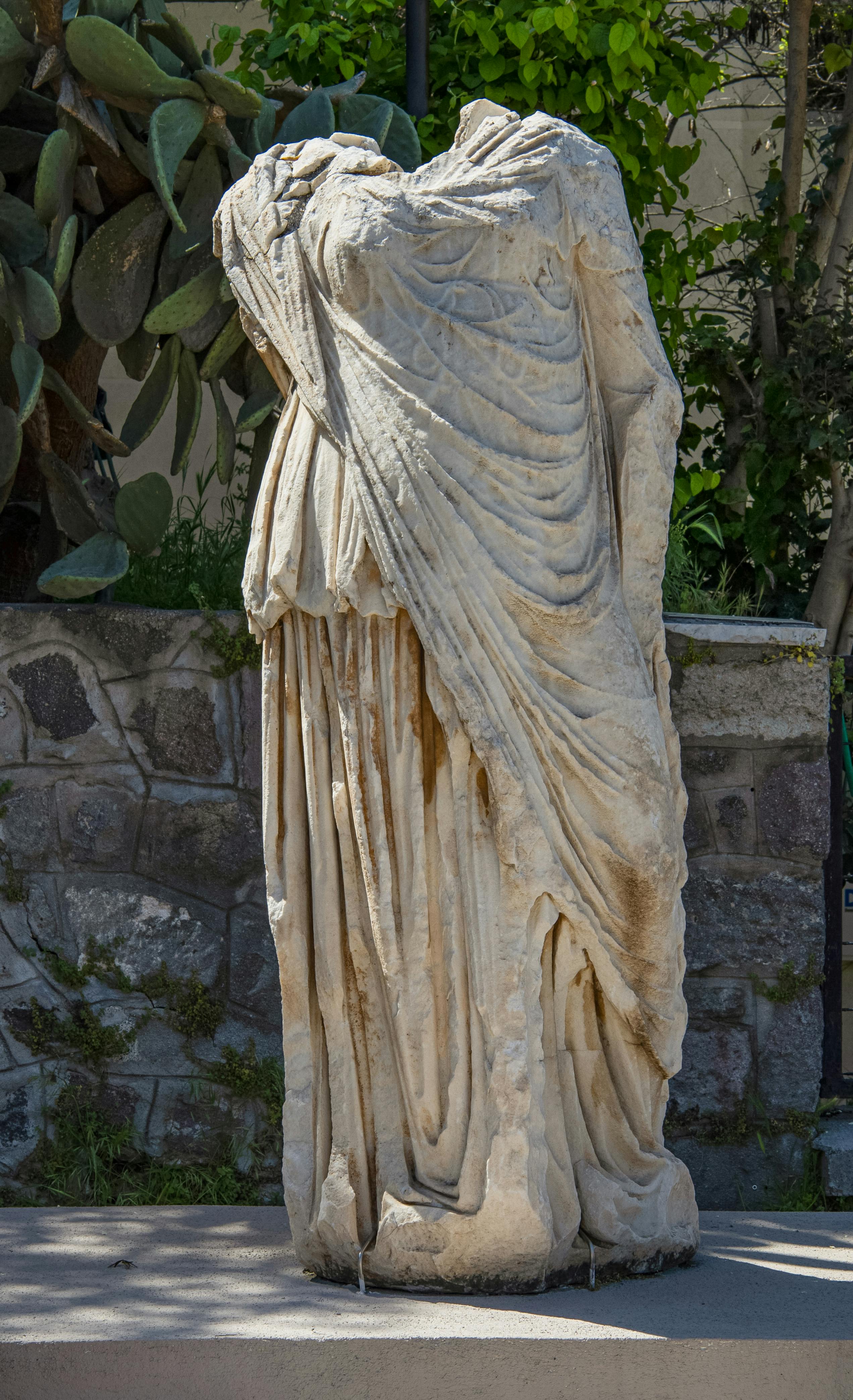 Classical Sculpture with a Drape, in a Garden · Free Stock Photo