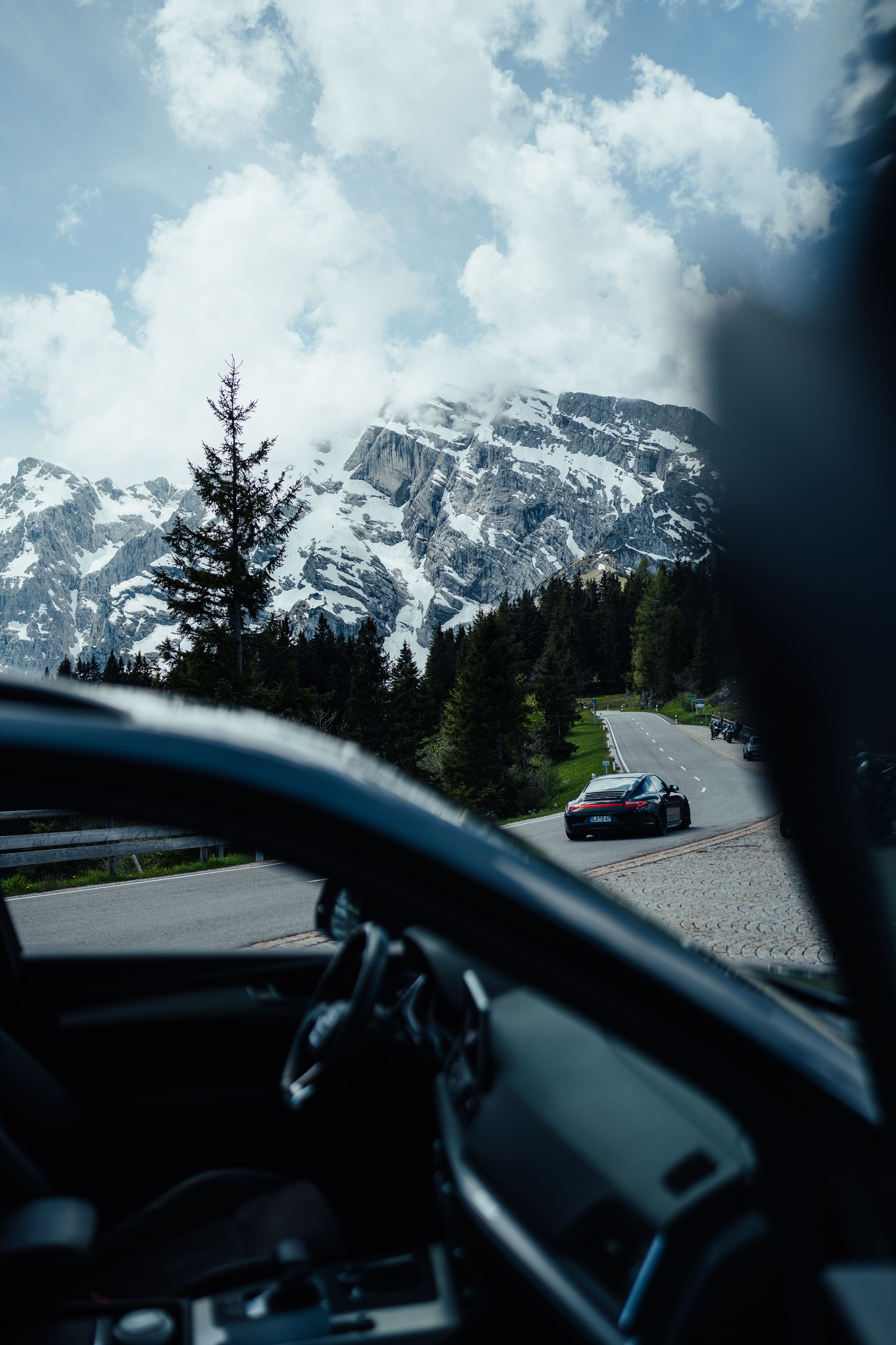 McLaren F1 Supercar in Scenic Mountain Setting · Free Stock Photo