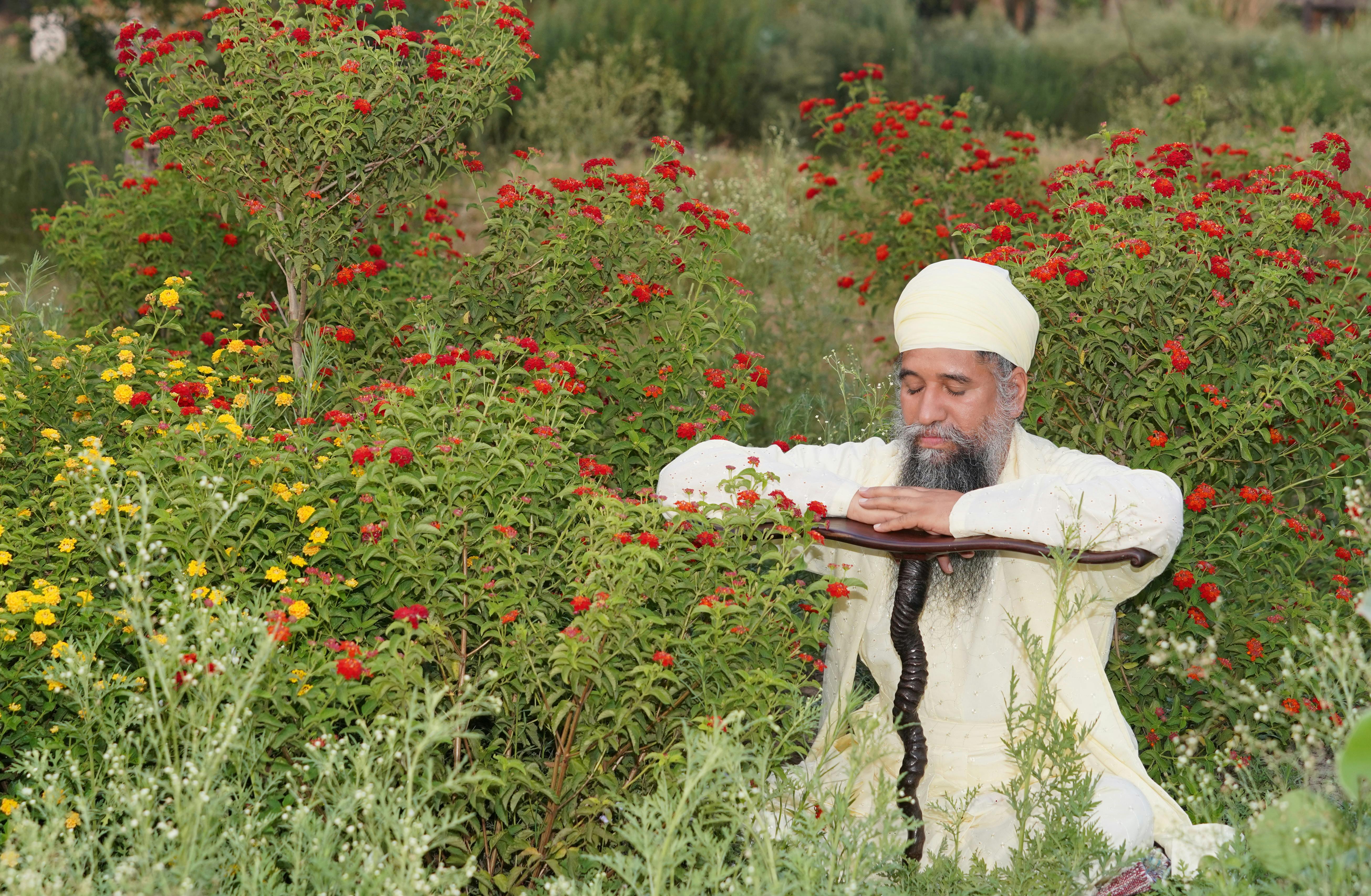 Sant Baba Darshan Singh Ji Meditating among Flowers · Free Stock Photo