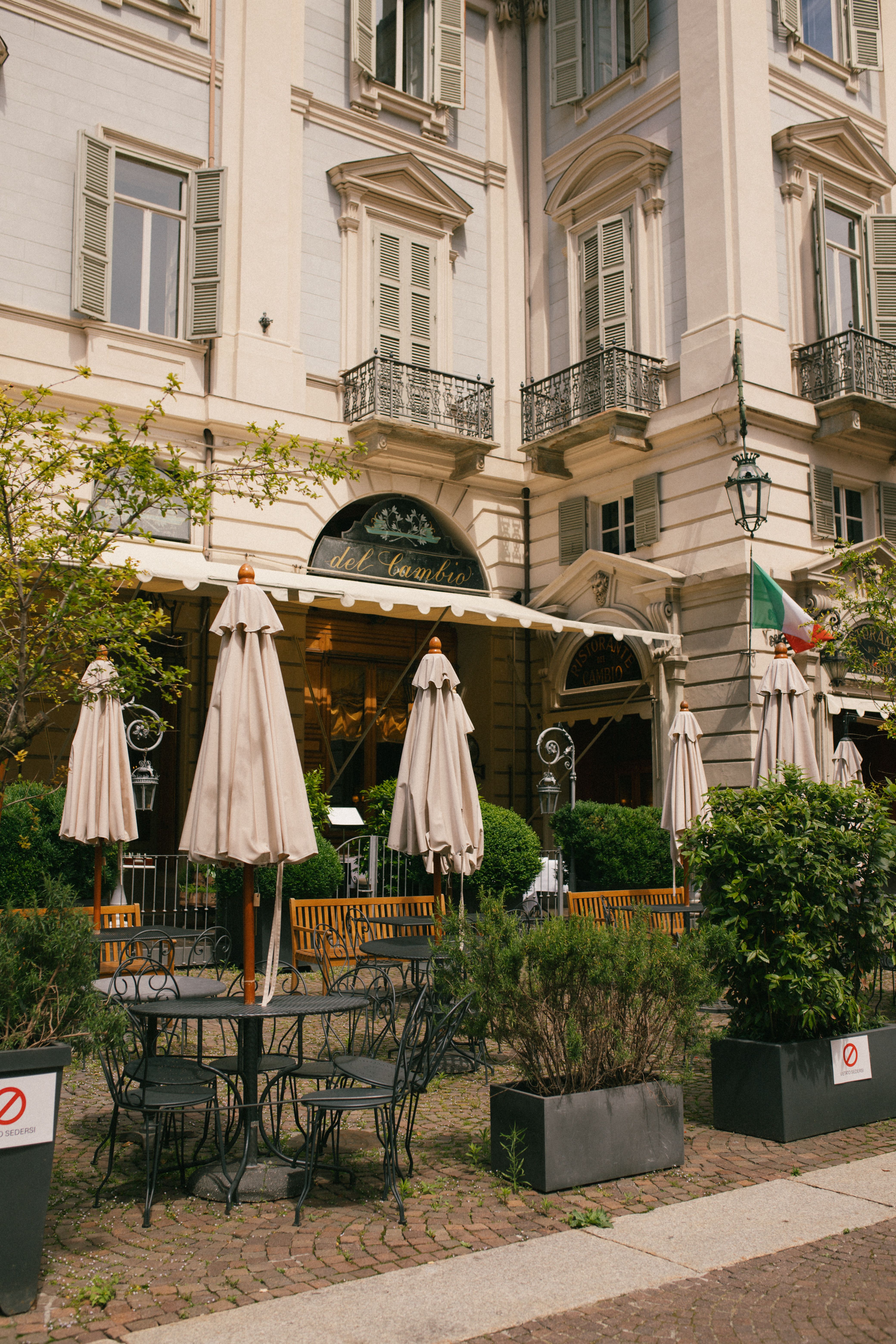 Exterior of a Restaurant · Free Stock Photo