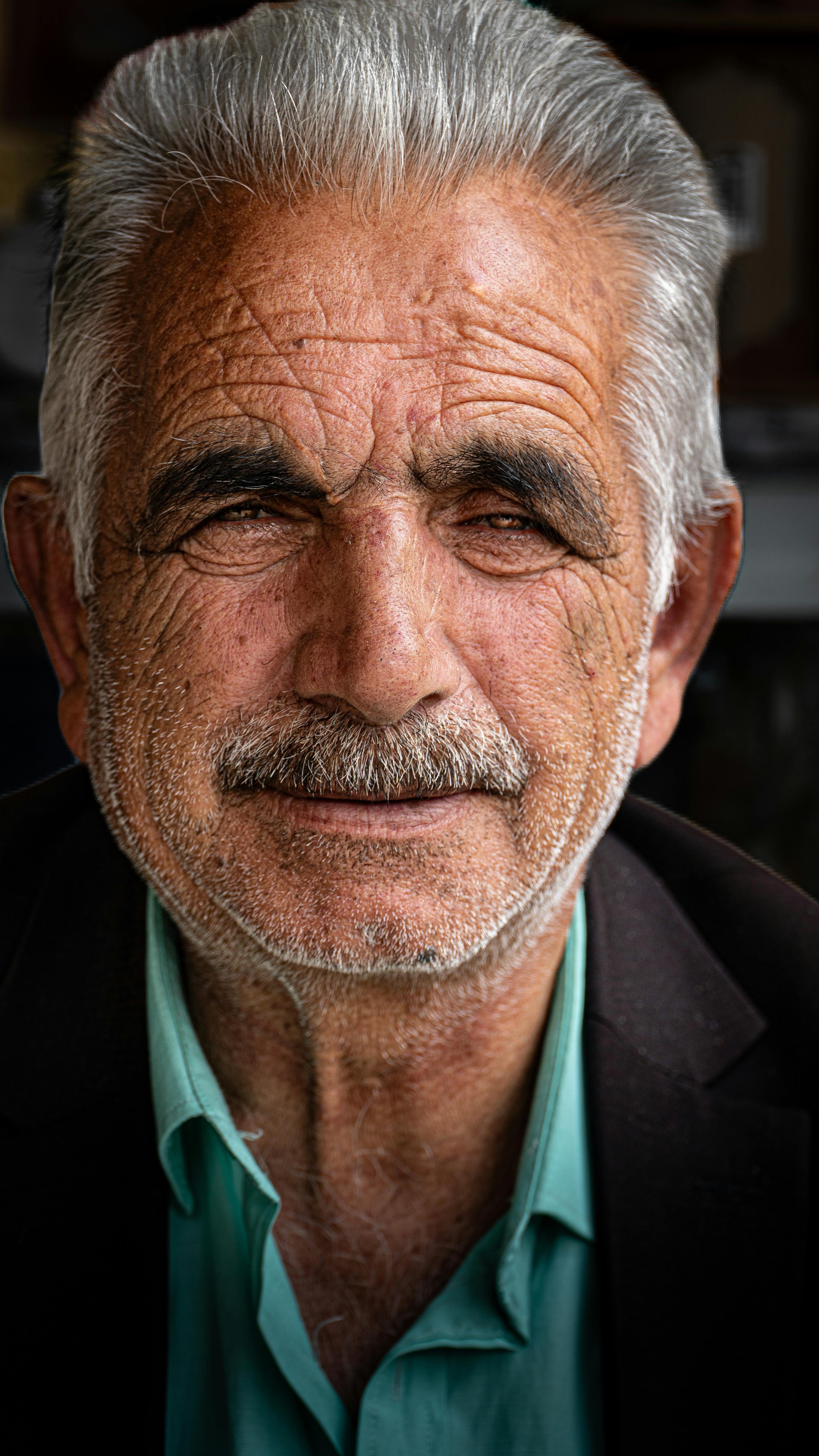 Foto profissional gratuita de 3x4, adorno, adulto sênior, afiado, ao ar ...