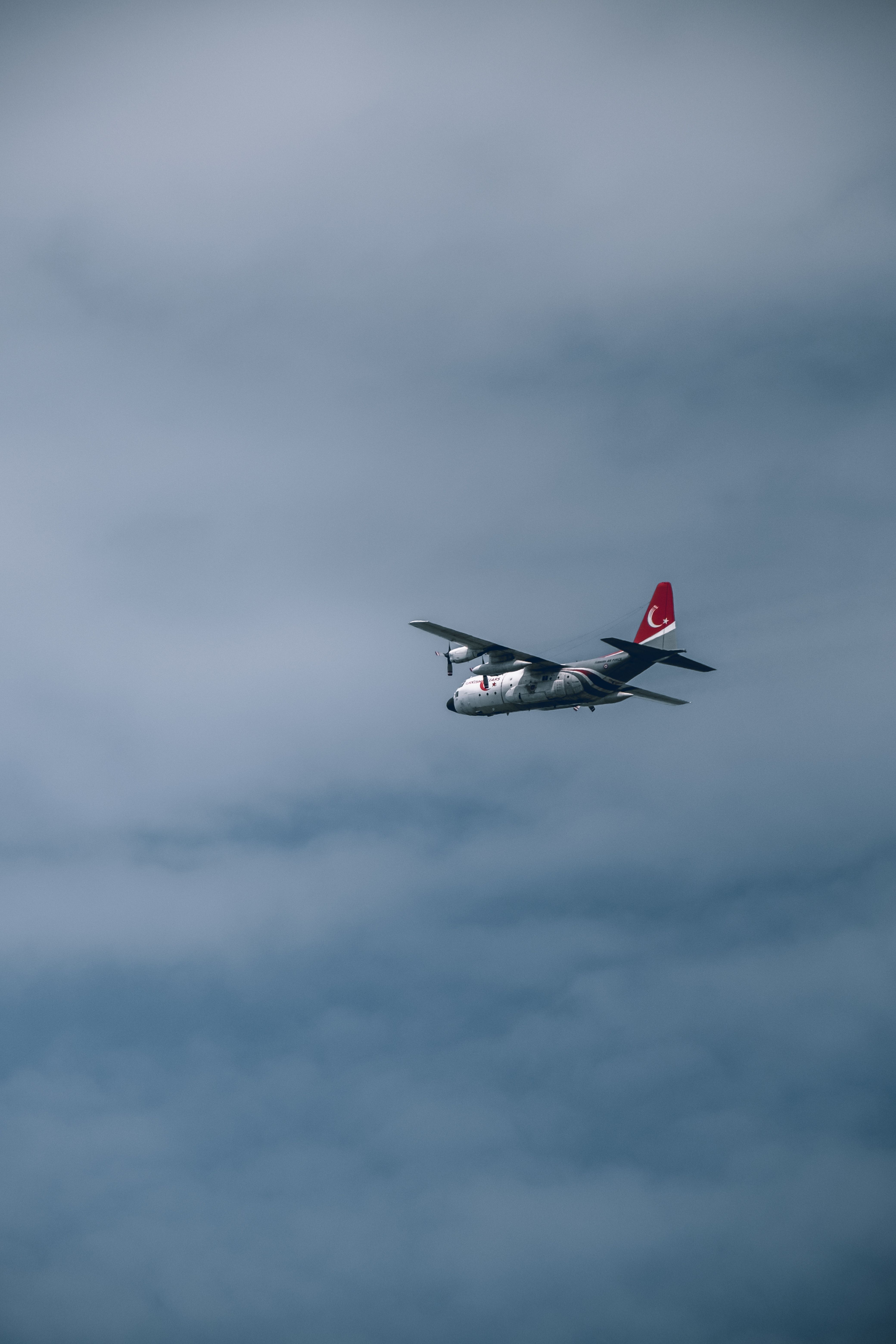 Airplane Flying Across the Sky · Free Stock Photo