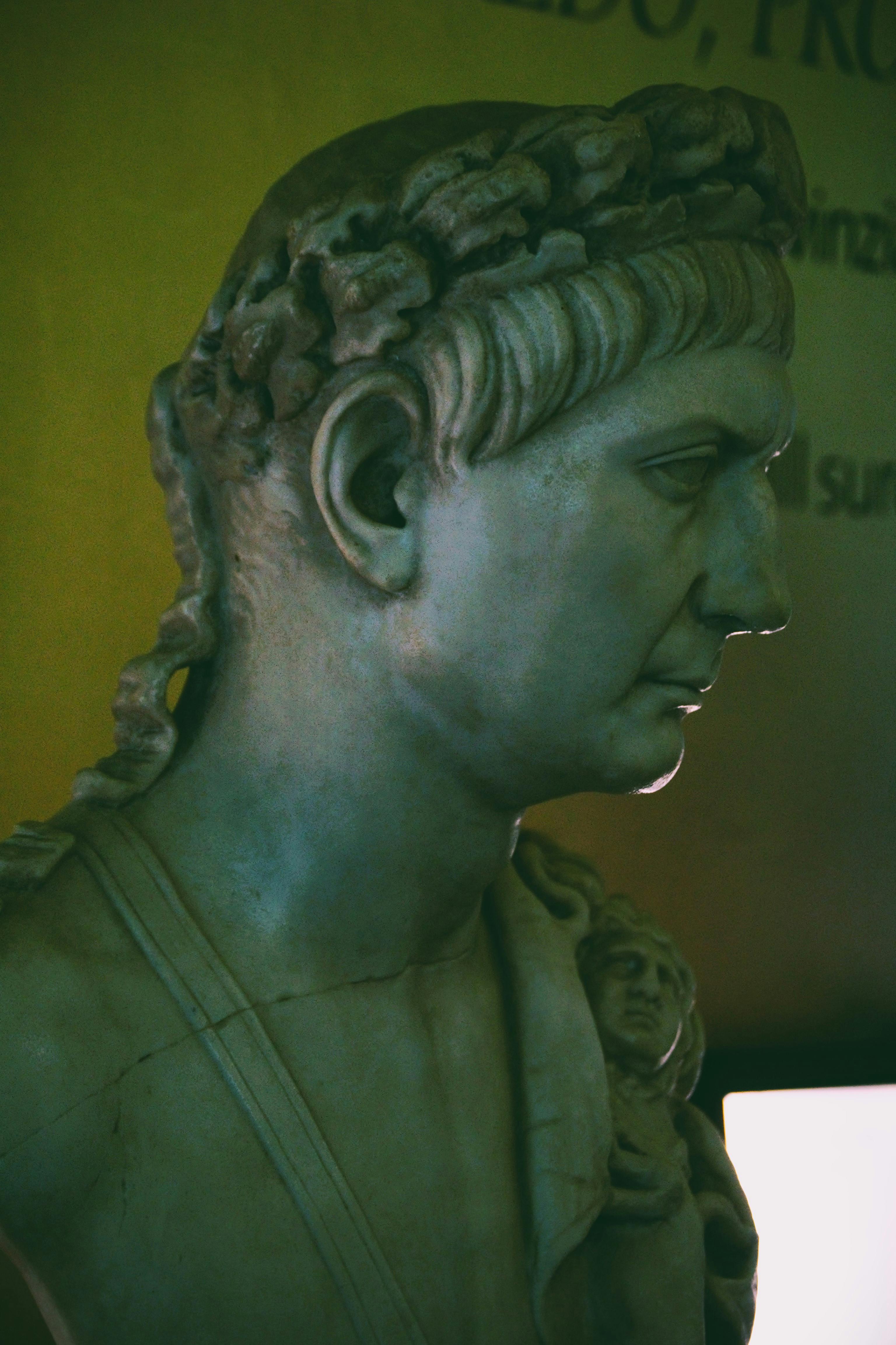 Old roman statue · Free Stock Photo