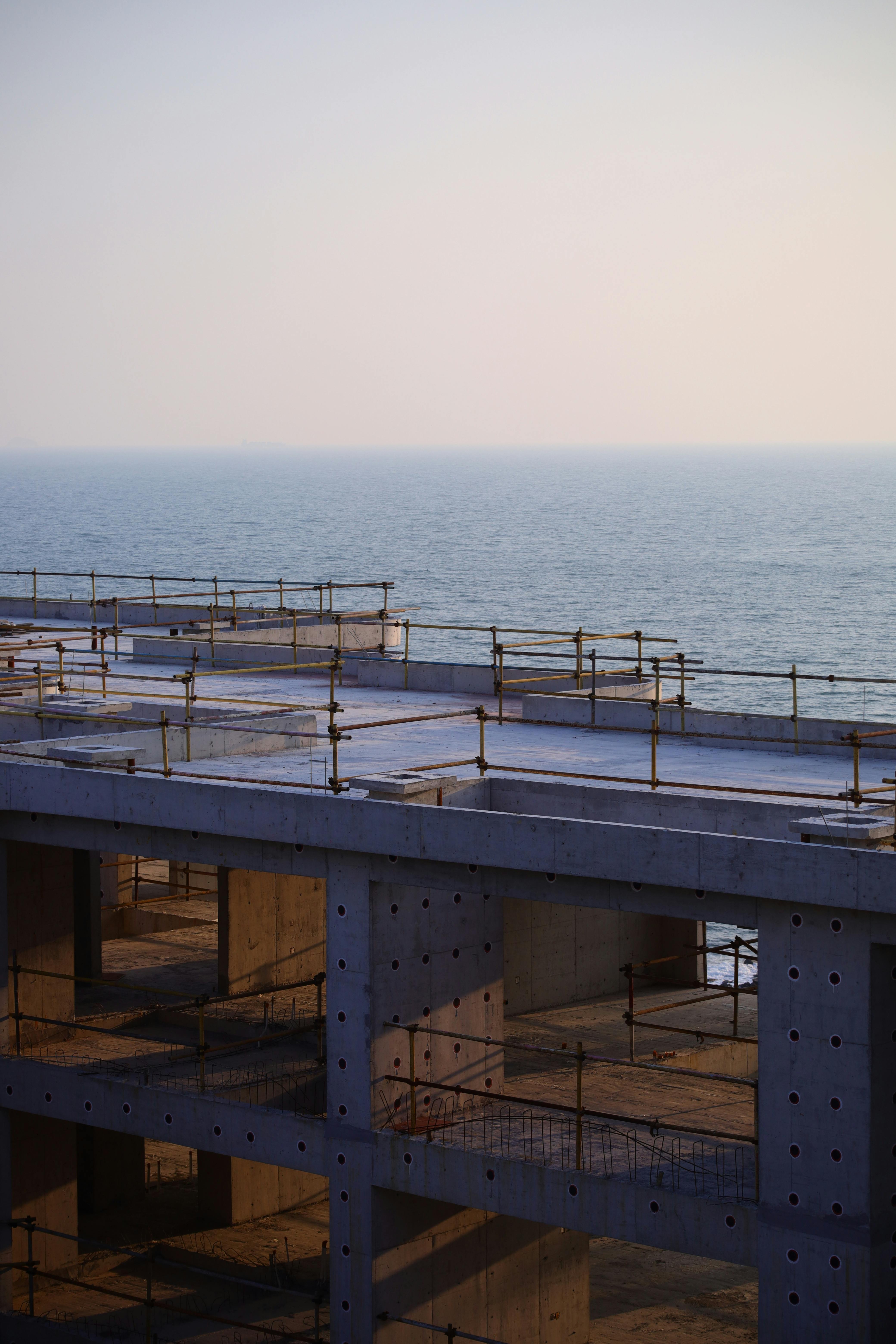 Building and Sea · Free Stock Photo