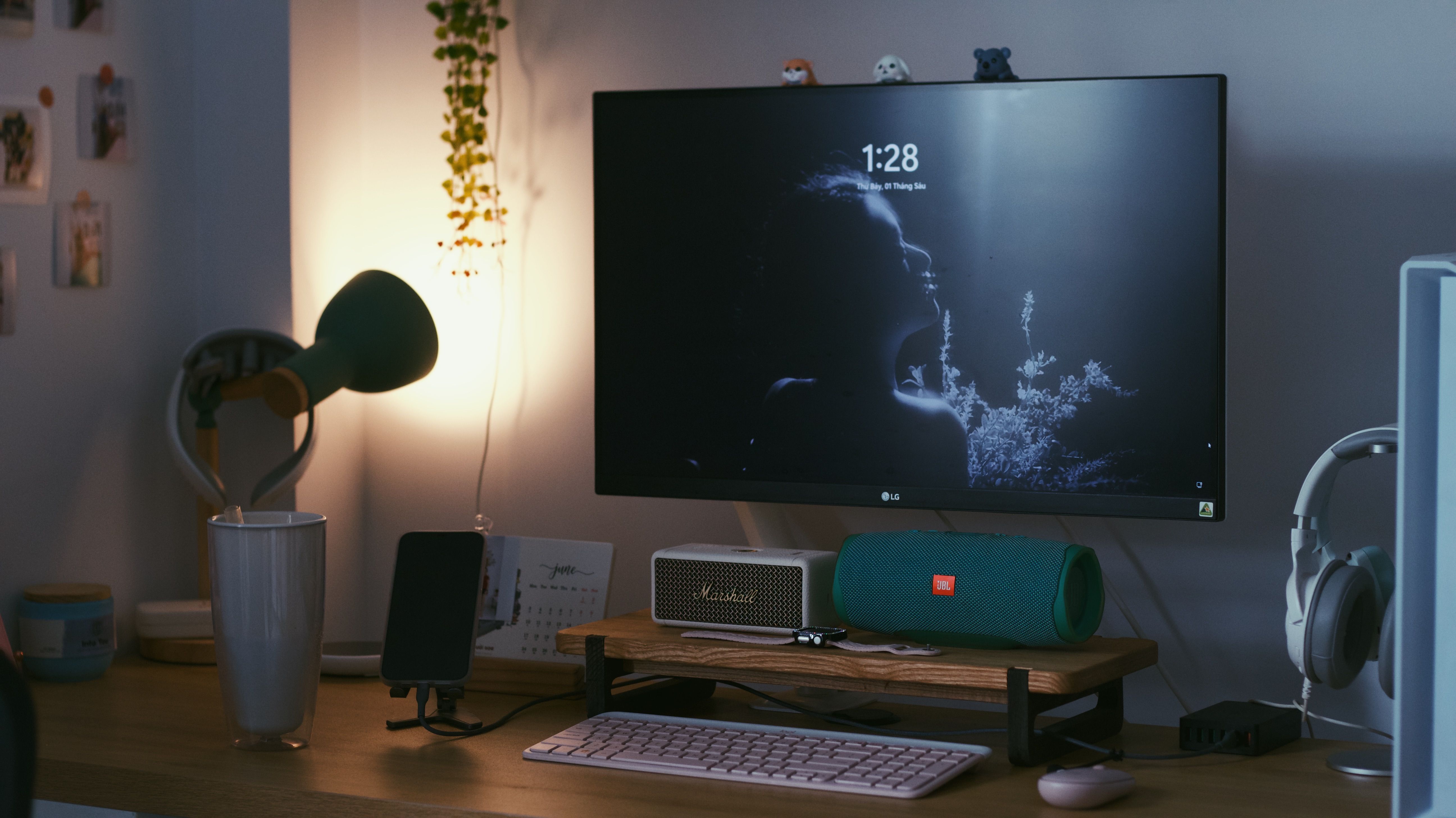Aesthetic Computer Setup in Home Office · Free Stock Photo
