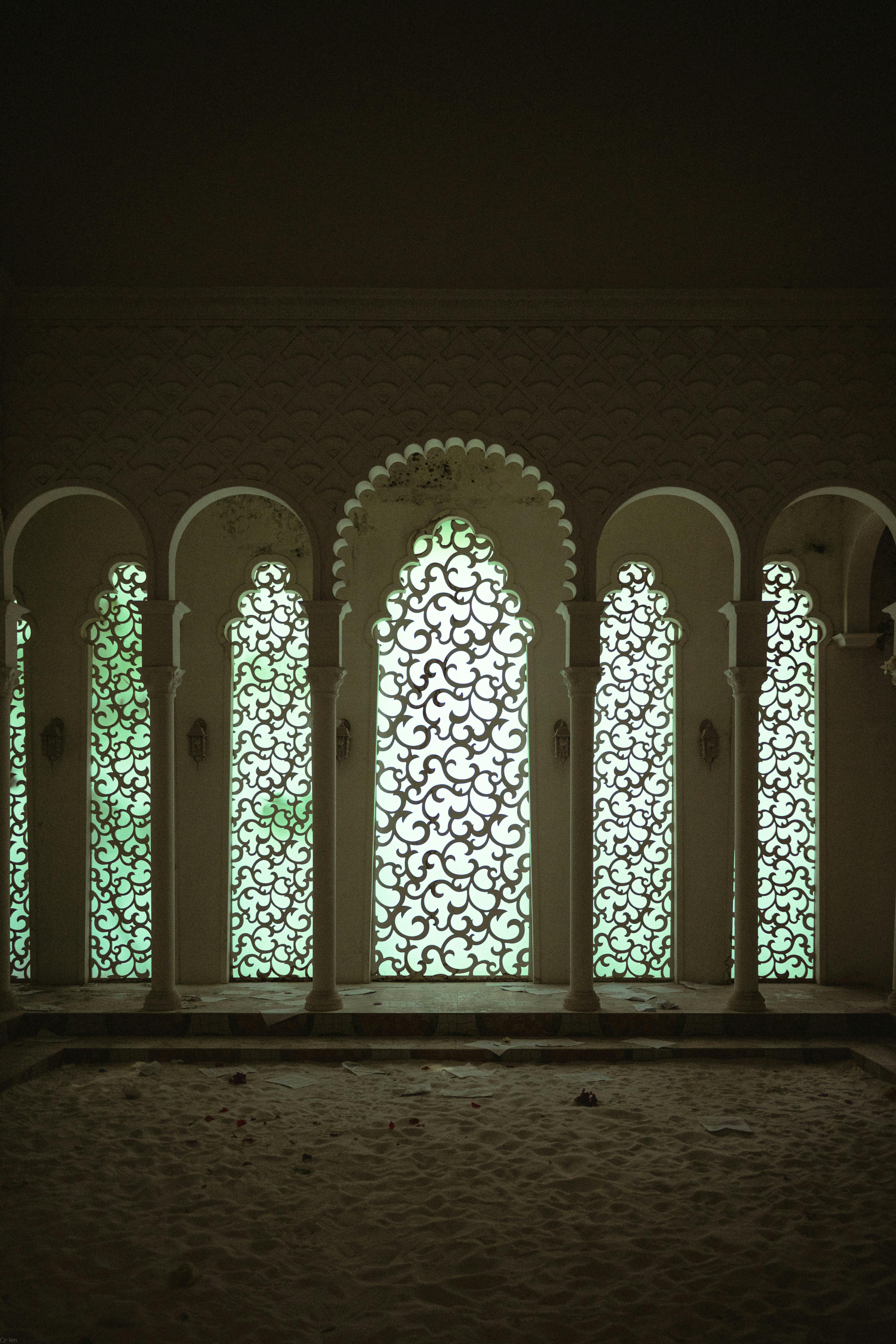 Colonnade and the Latticework of the Mosques Windows · Free Stock Photo