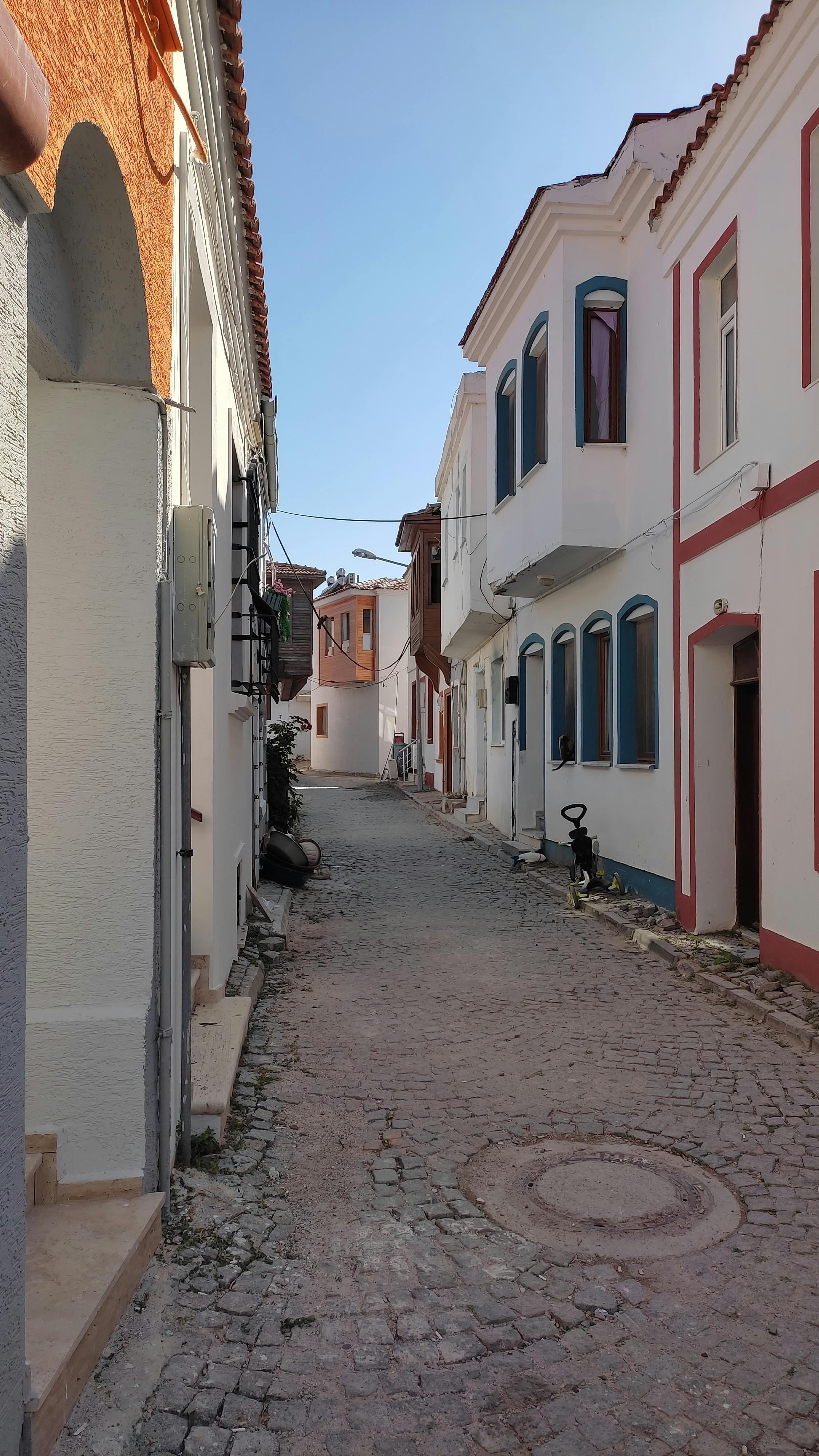 Narrow paved street with houses · Free Stock Photo
