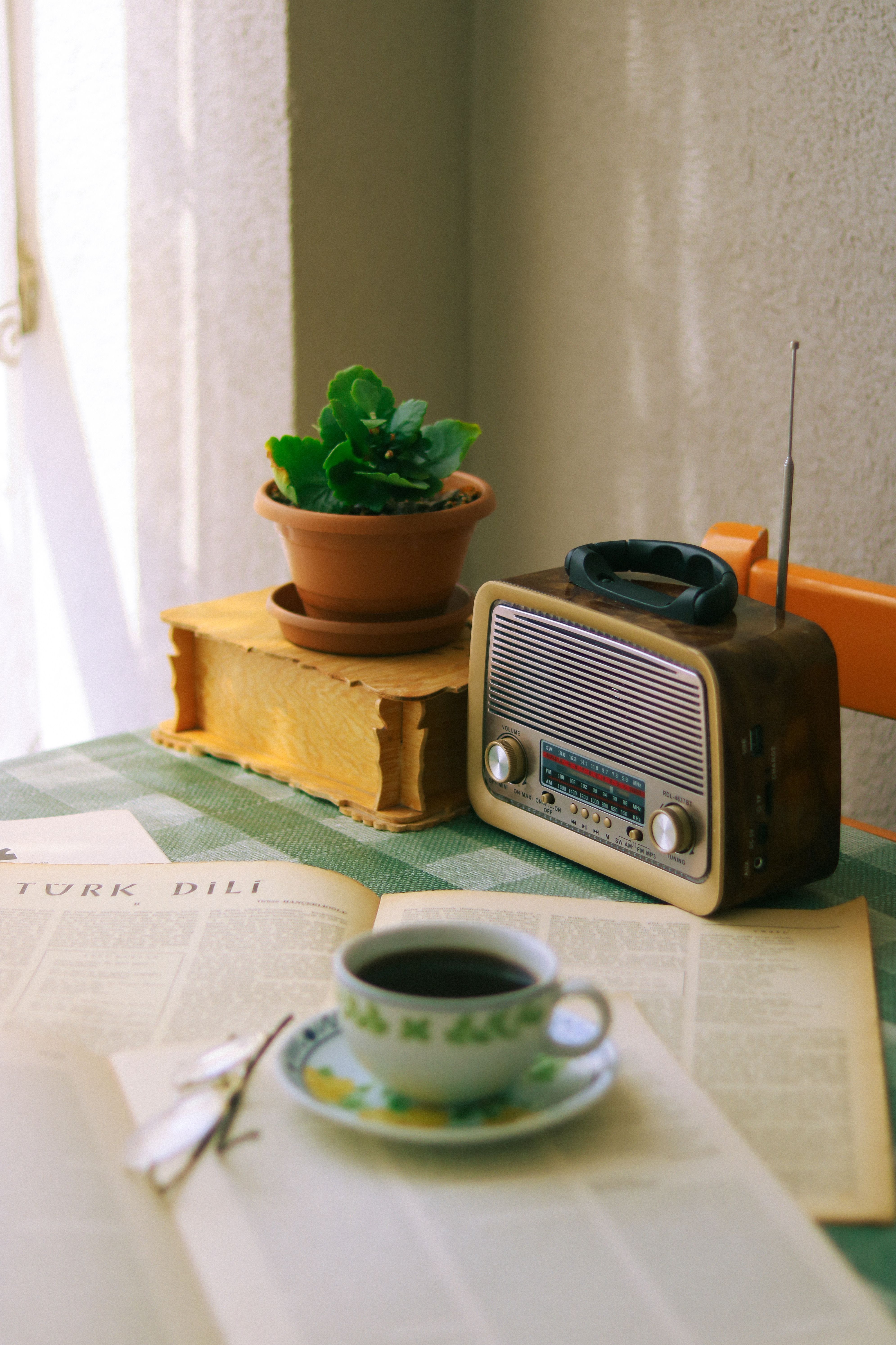 Vintage Radio on Table · Free Stock Photo