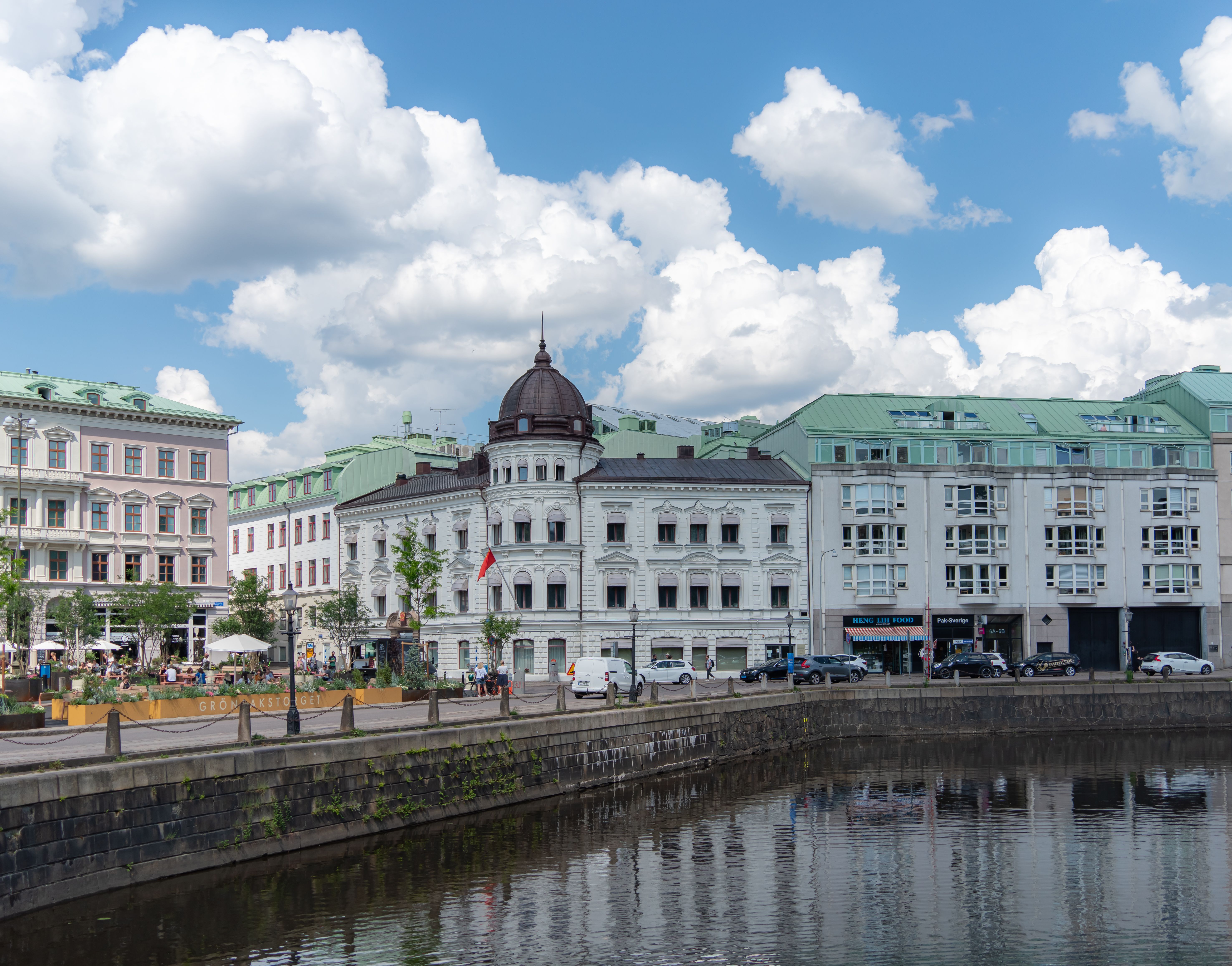 A river with buildings on both sides of it · Free Stock Photo