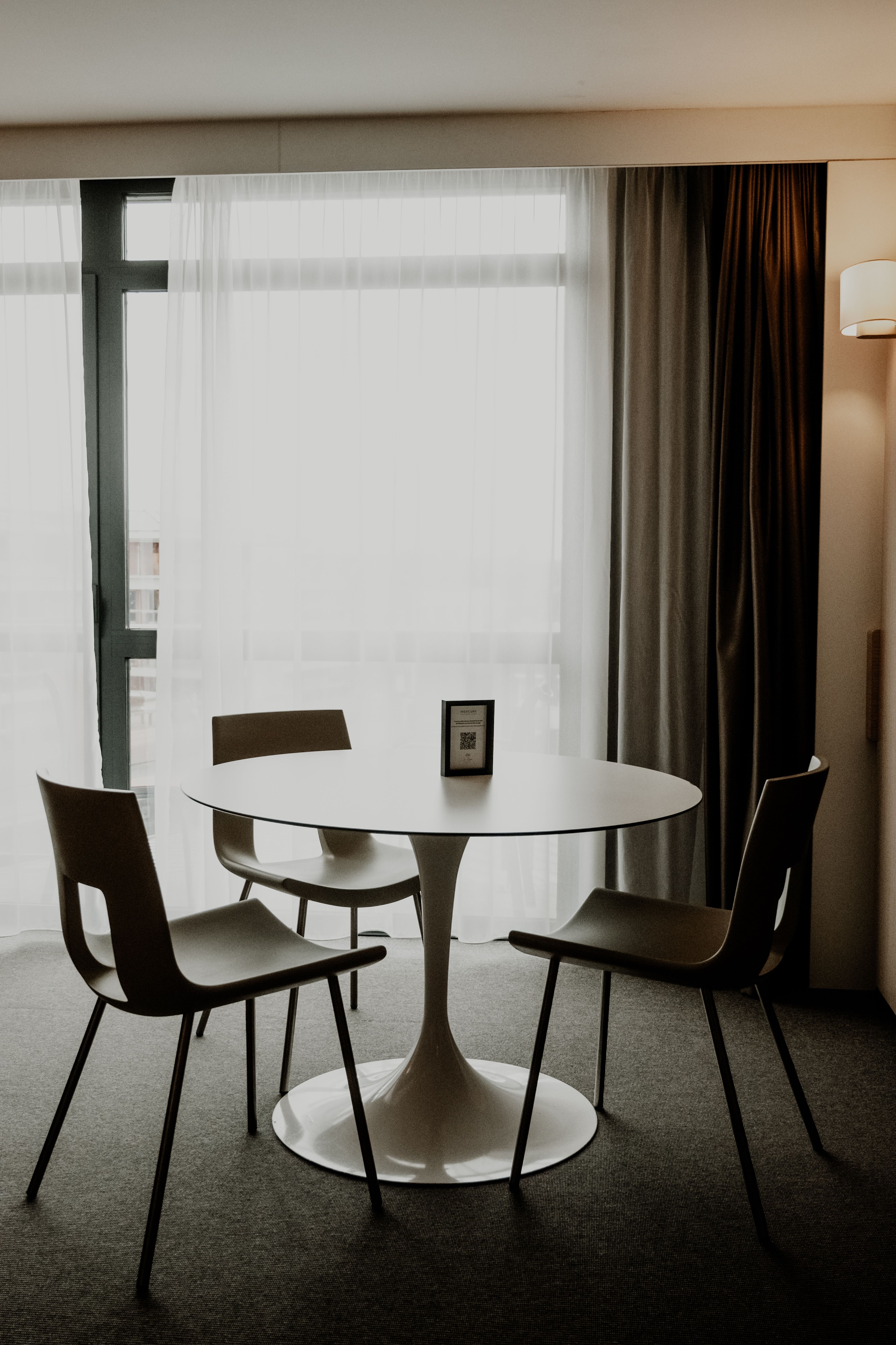 Round Table and Chairs in a Hotel Room · Free Stock Photo