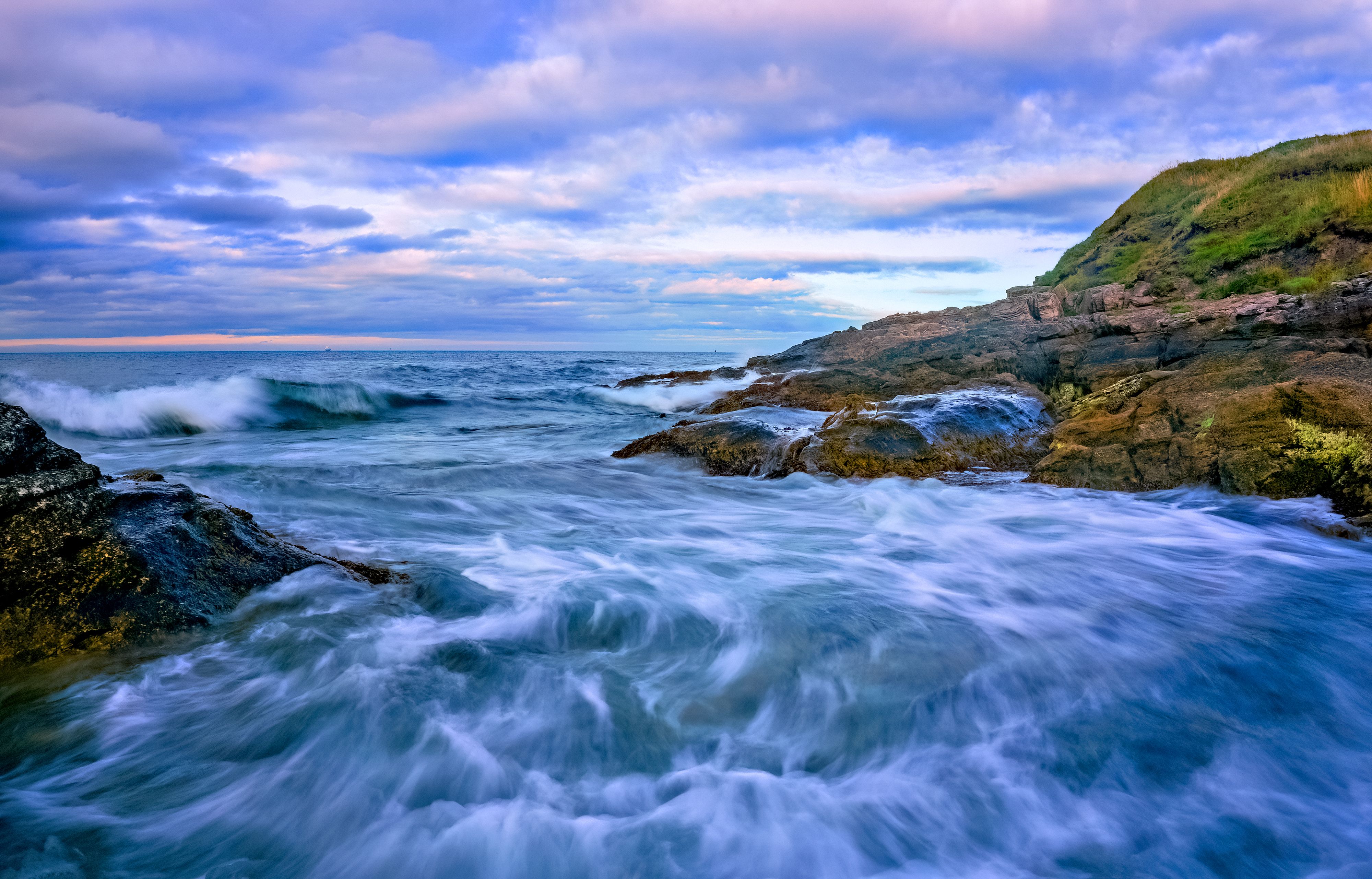 Waves in Bay · Free Stock Photo