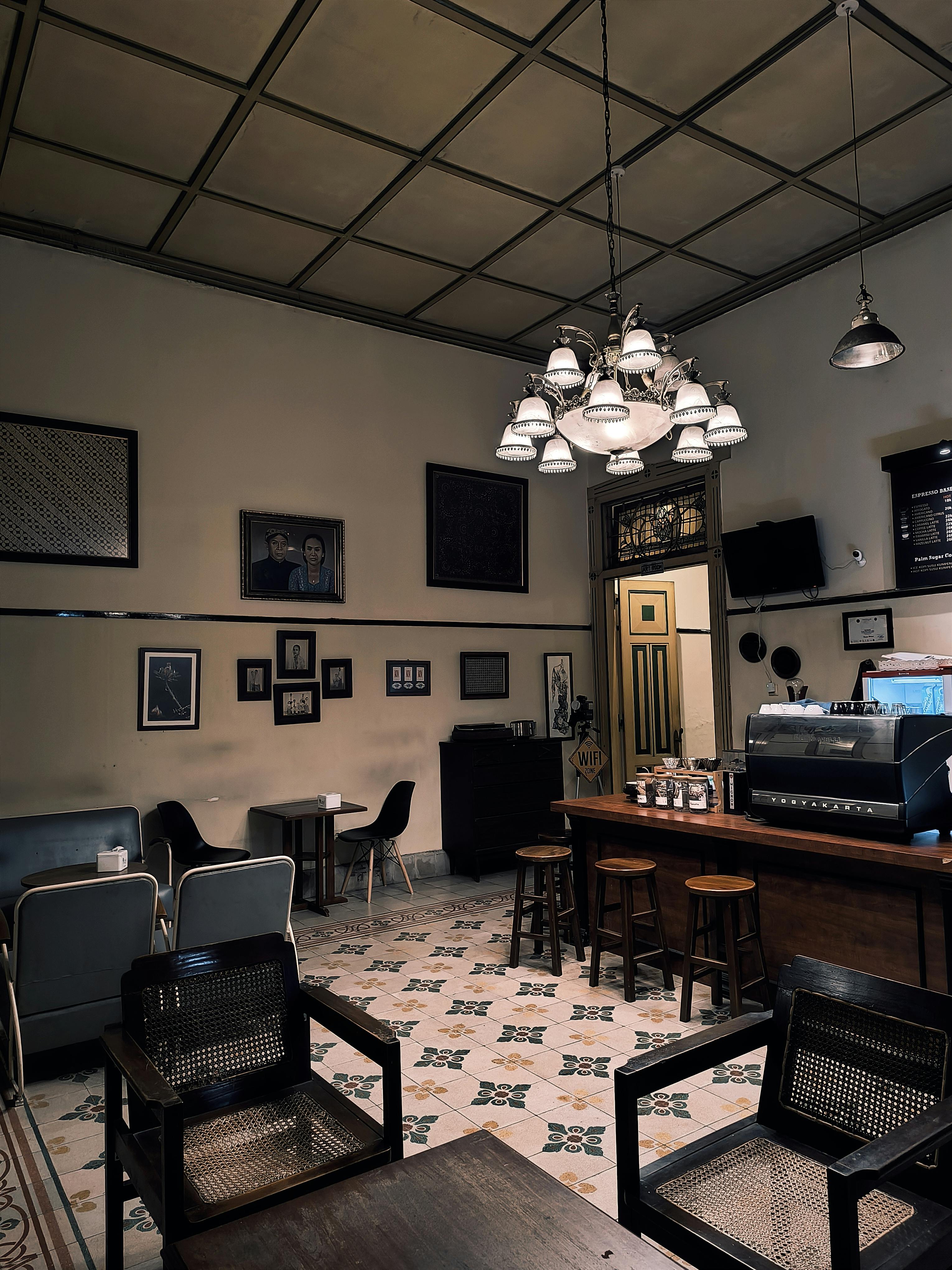 Interior of modern pub with bar stools on sunny day · Free Stock Photo