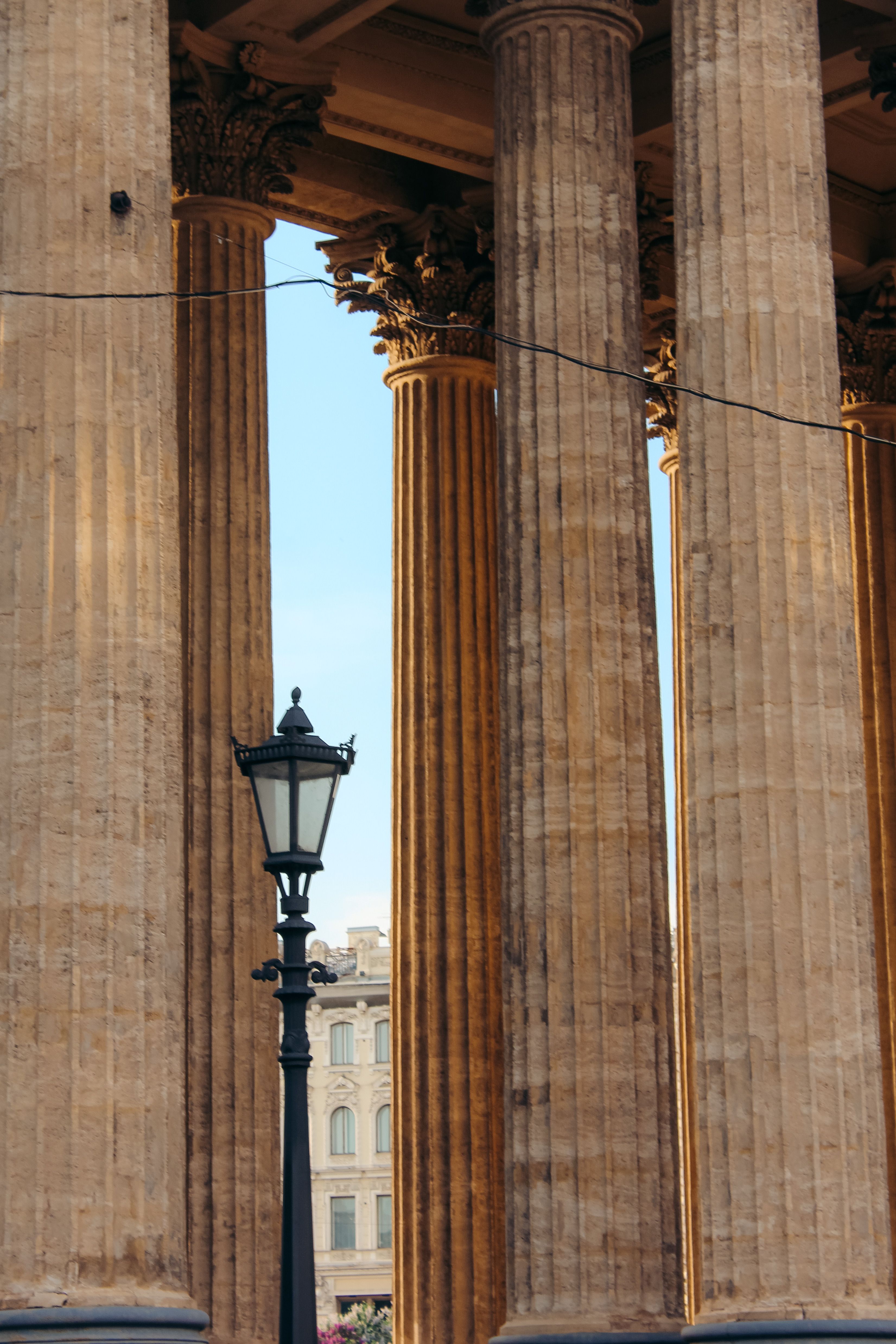 The columns of a building are shown in this photo · Free Stock Photo