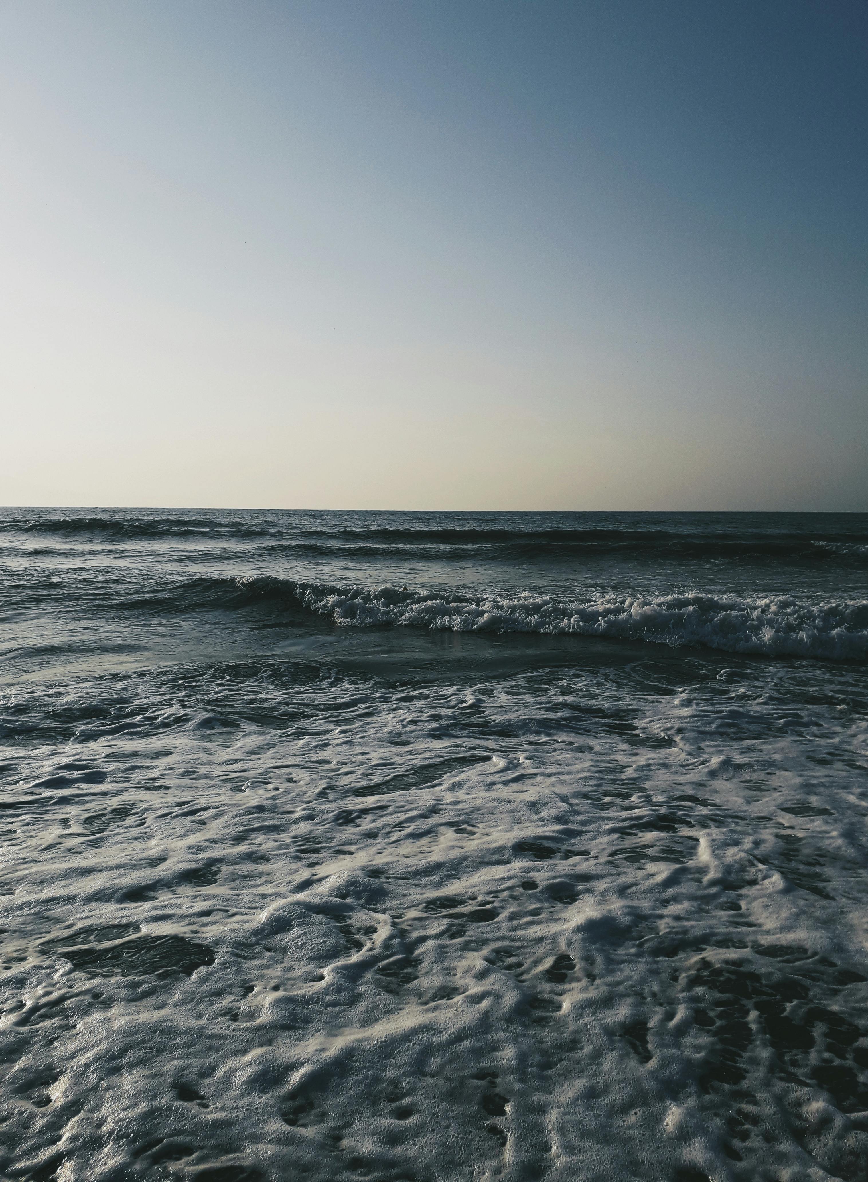 Waves Splashing on Seashore · Free Stock Photo