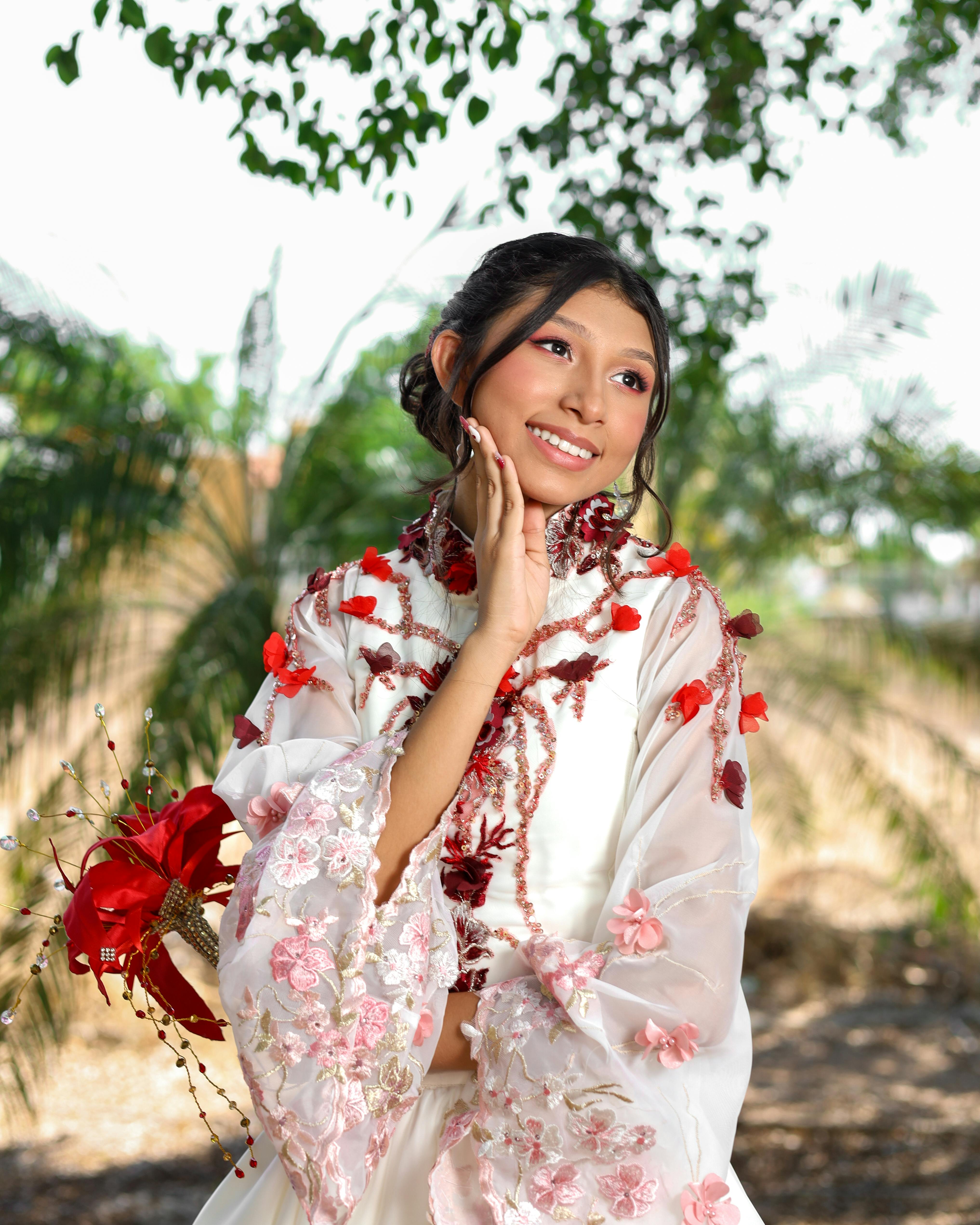Foto de stock gratuita sobre flores, fotografía de moda, maqueta, mis xv, morena, mujer, retrato ...
