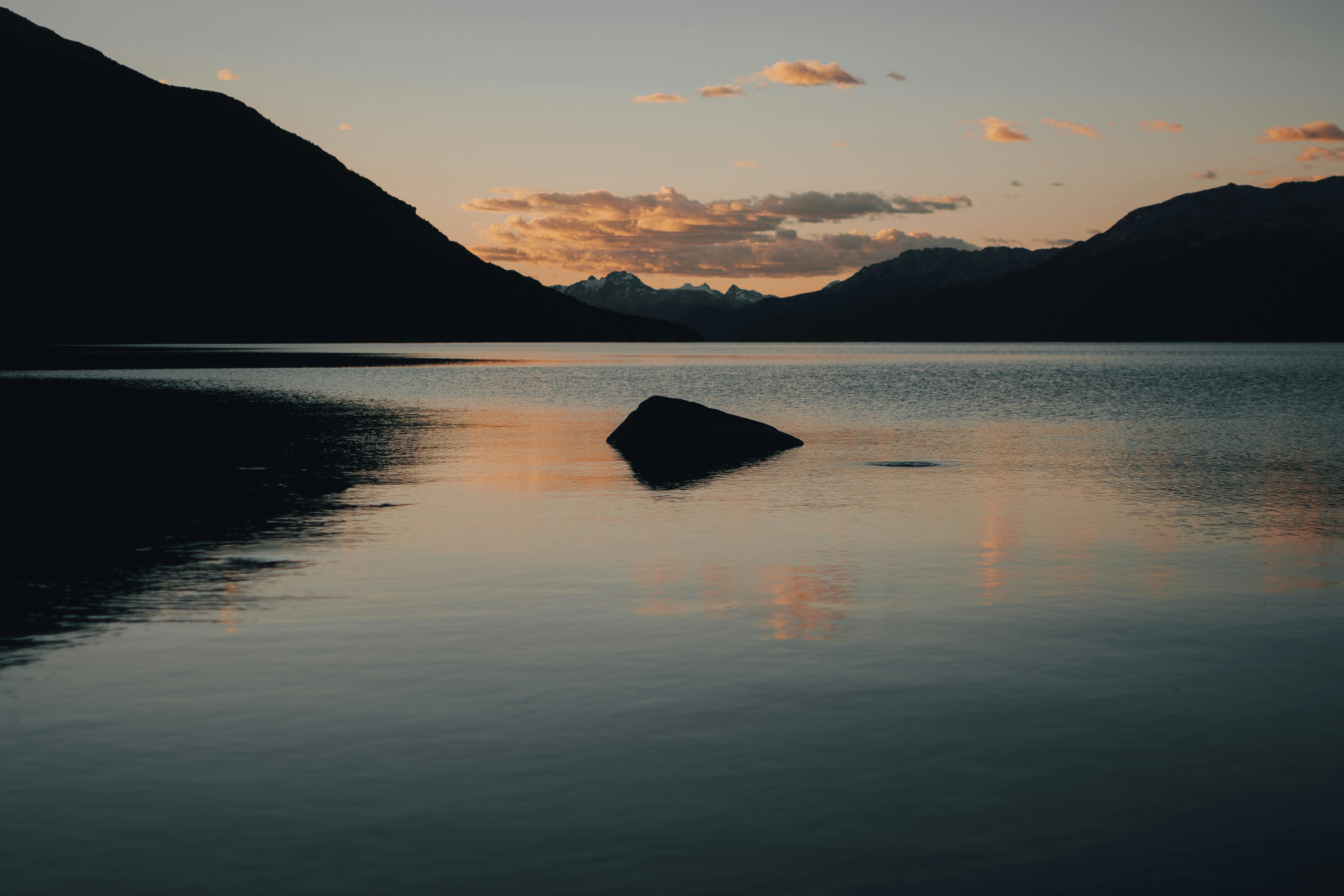 Rock on Lake · Free Stock Photo