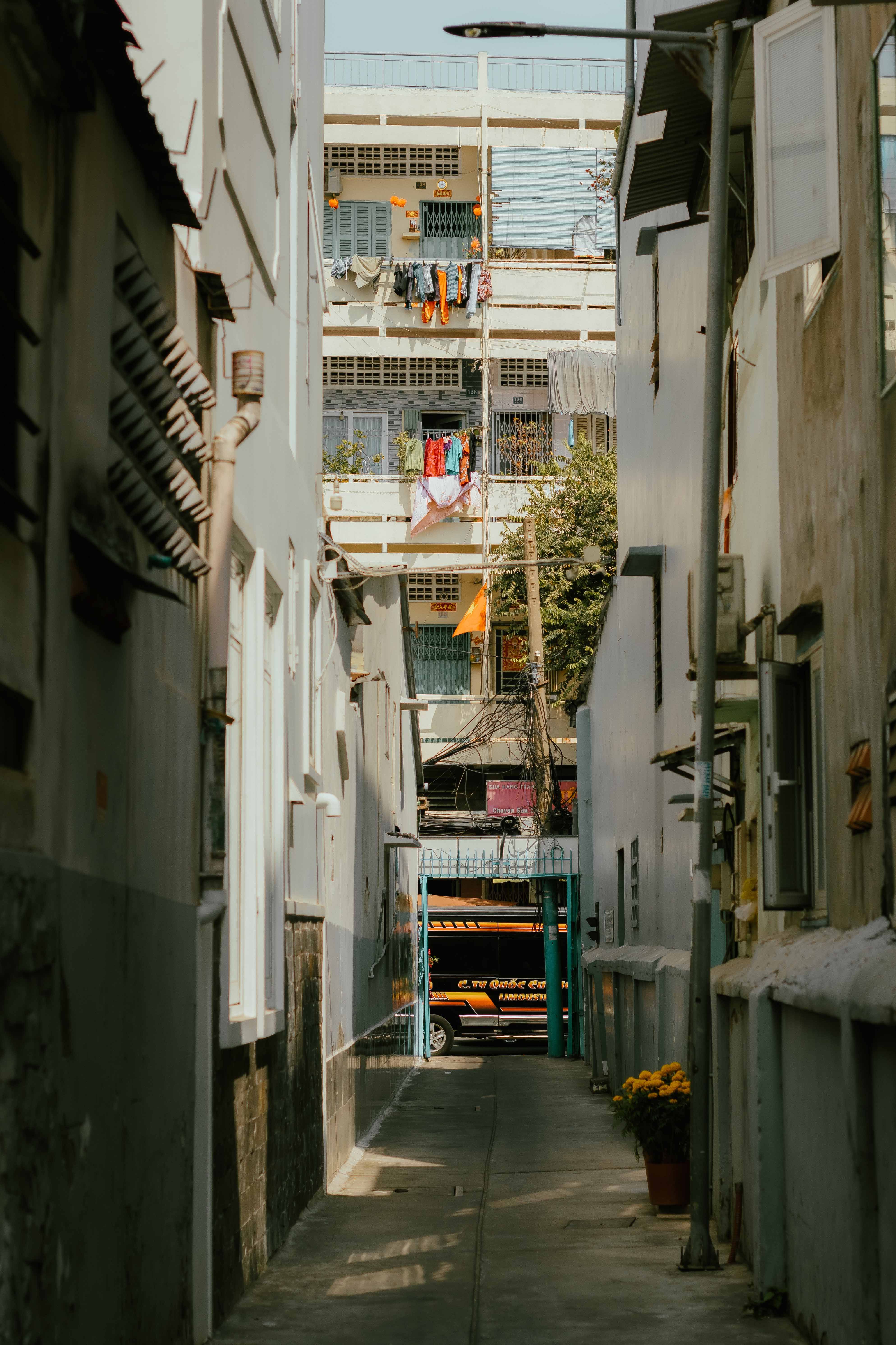 Mini Van at the End of Alley · Free Stock Photo