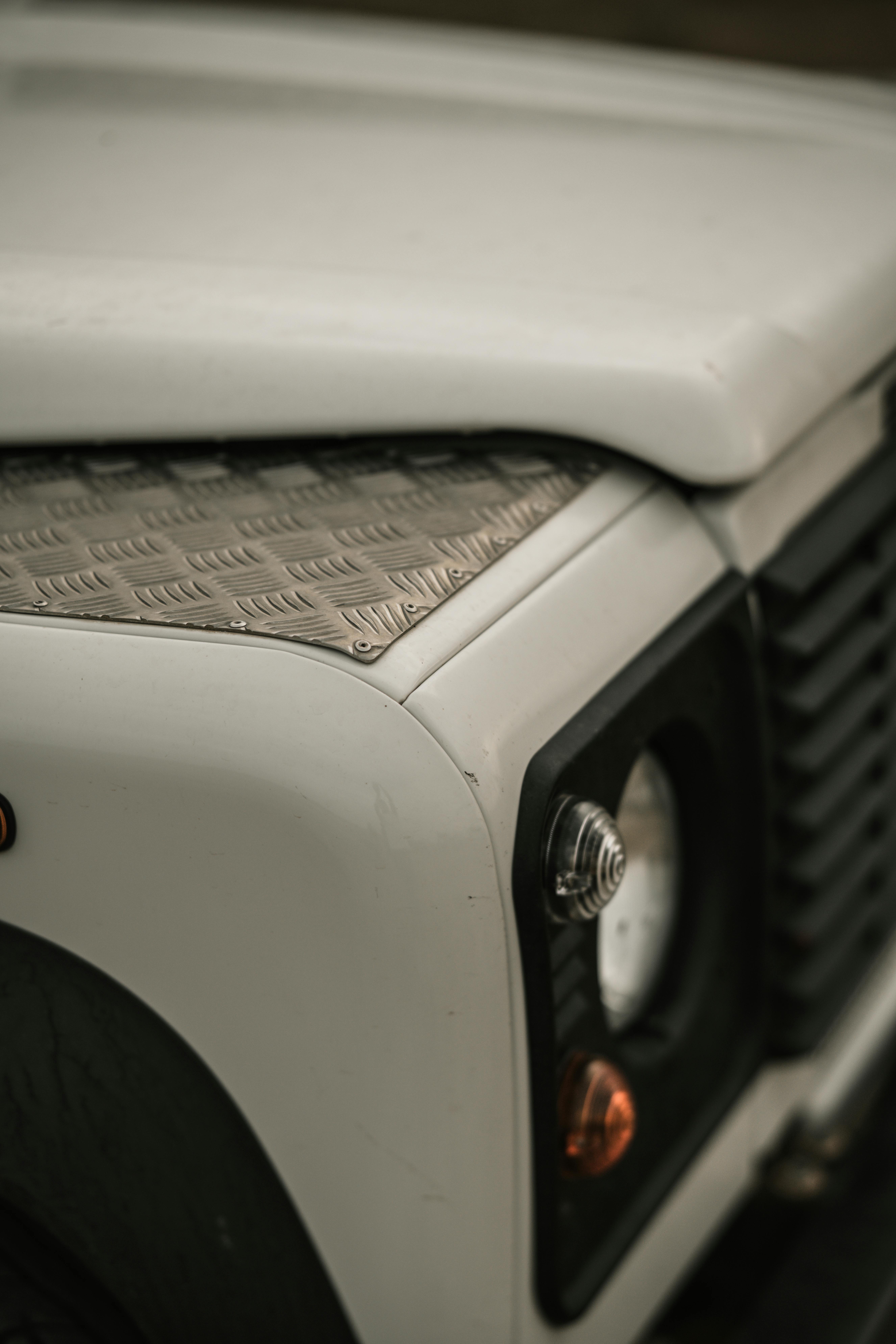 Close-up of the Front of a White Land Rover Defender · Free Stock Photo