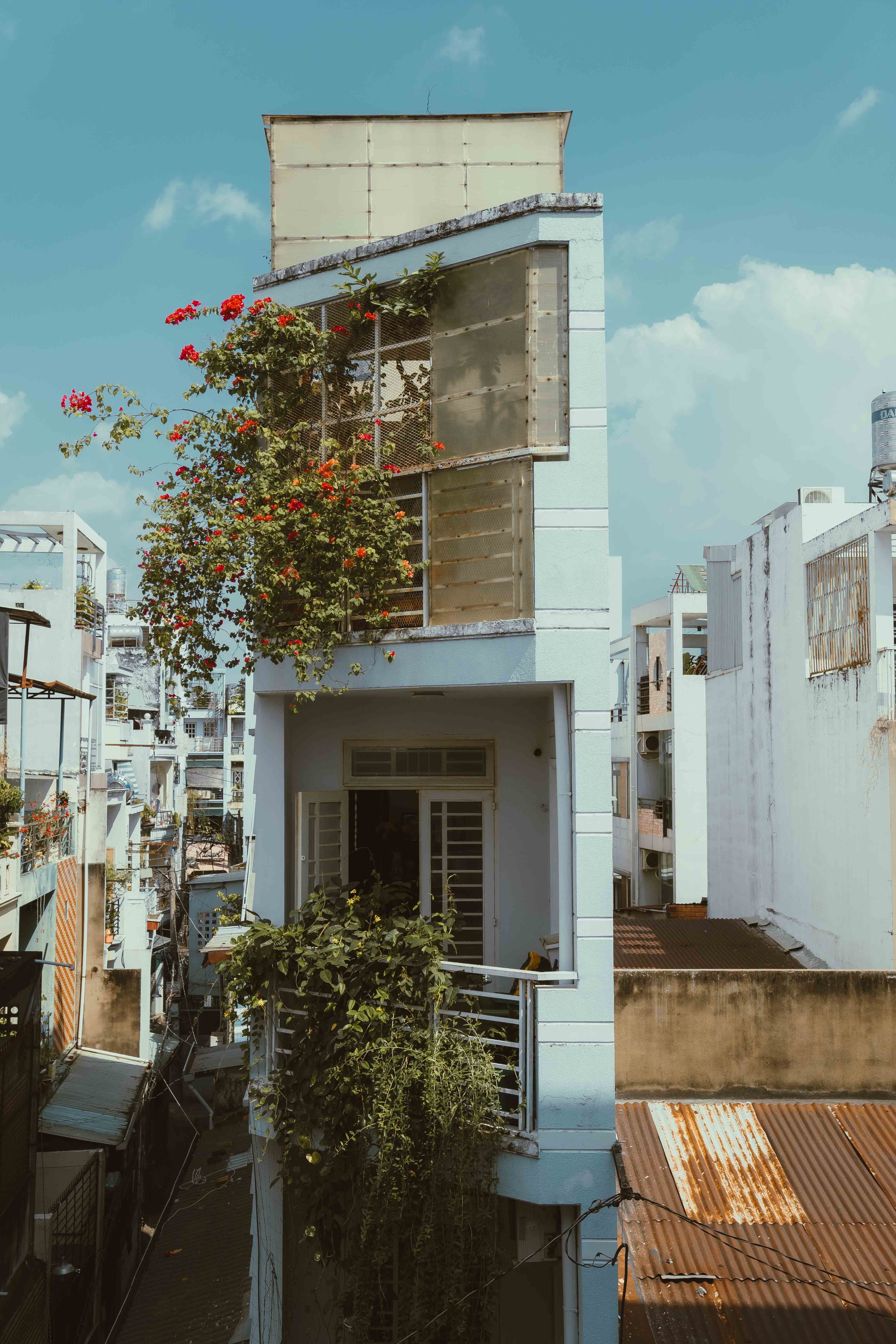 Narrow Apartment Building with Balconies · Free Stock Photo