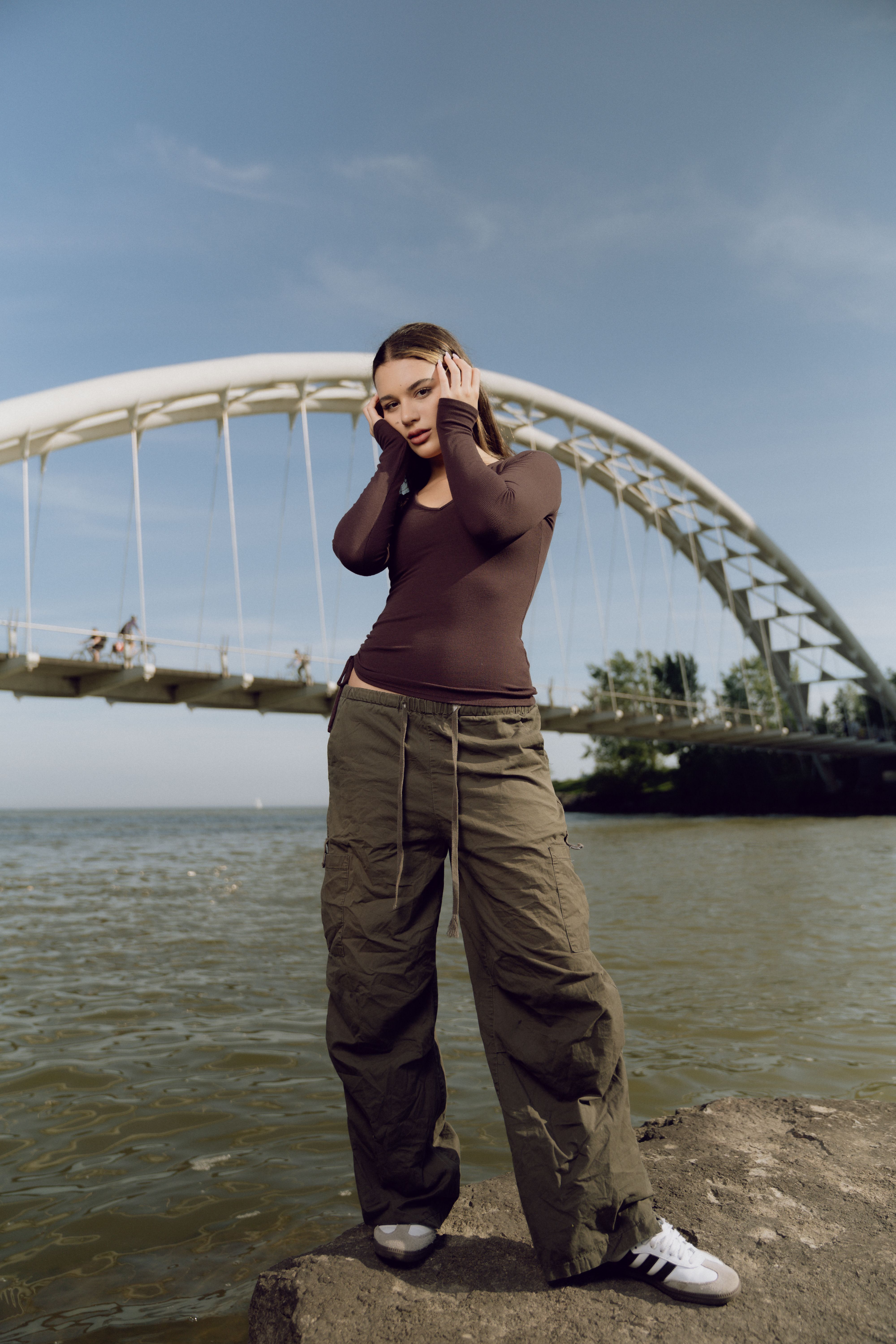 A woman standing on the edge of a bridge · Free Stock Photo