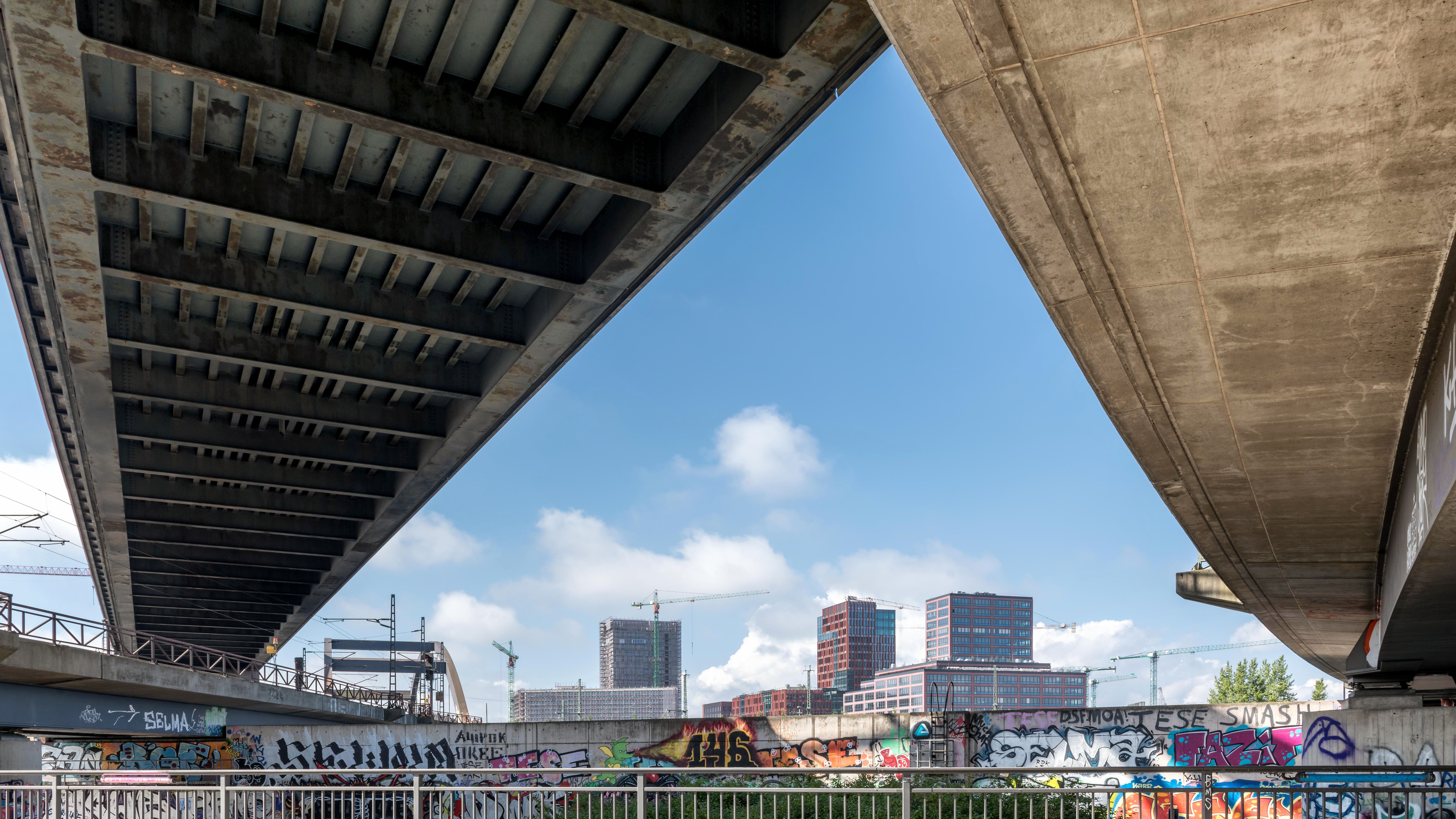 Split Elevated Roads in City · Free Stock Photo