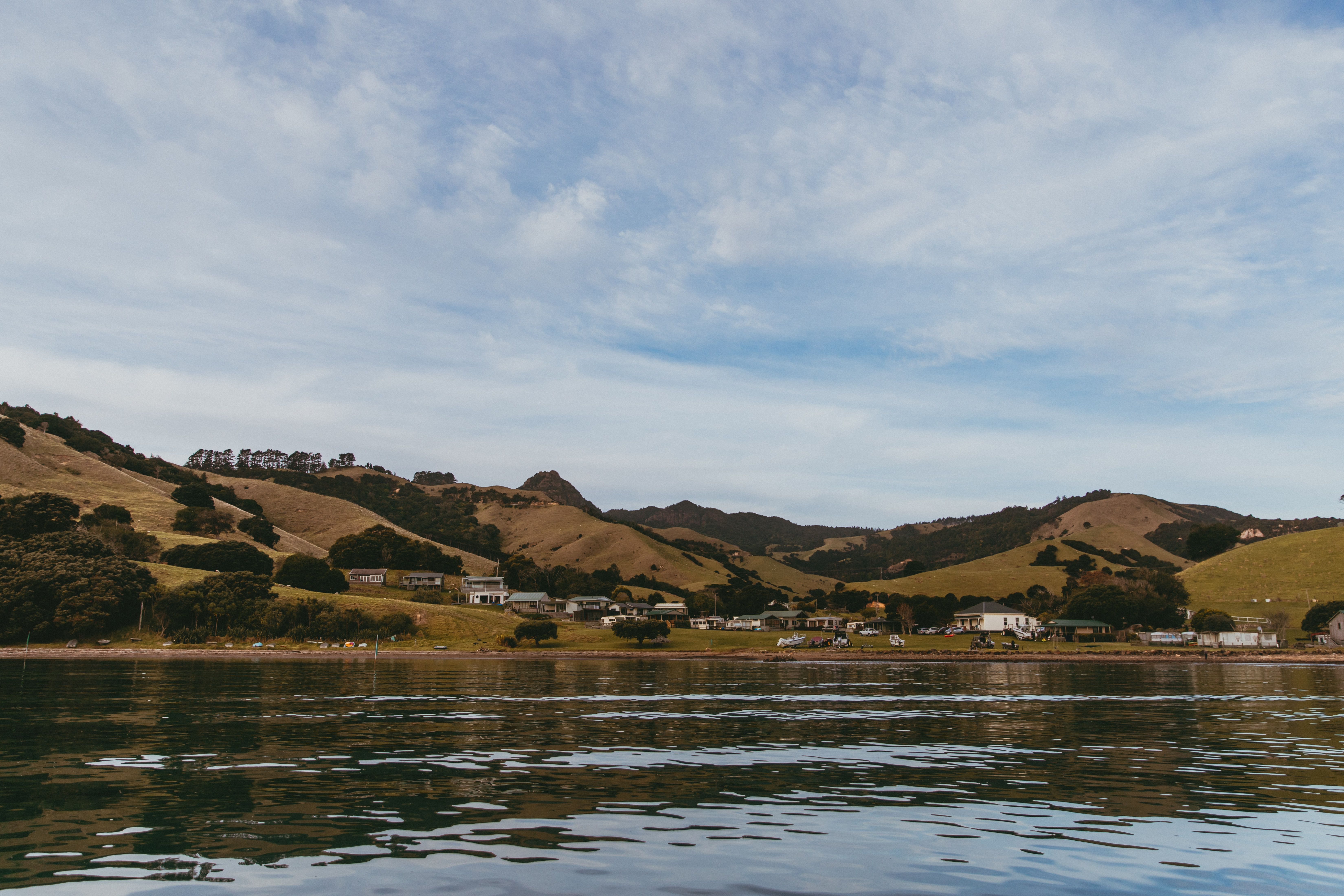 A view of the water and hills from a boat · Free Stock Photo