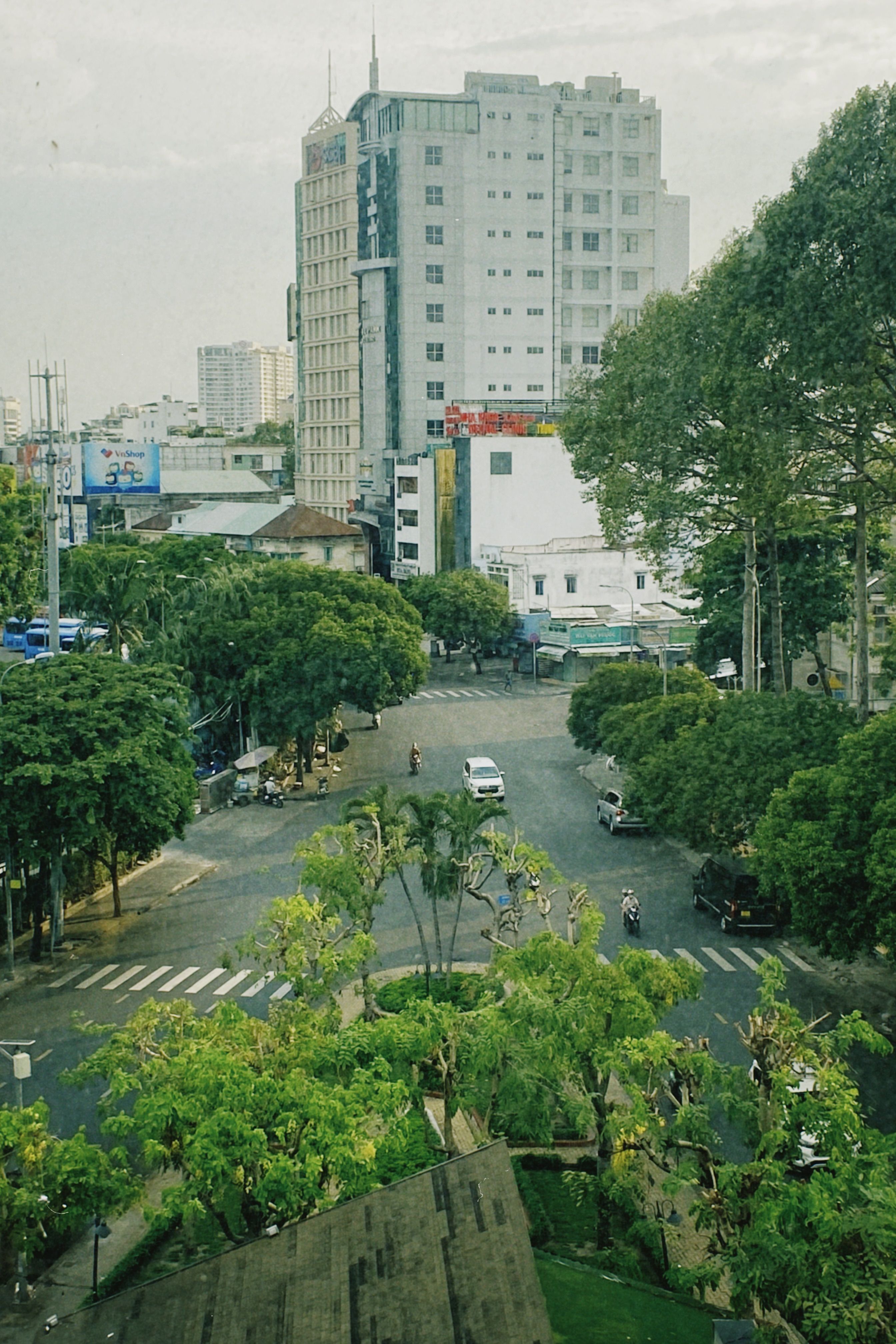 Block of Flats over Street in City · Free Stock Photo