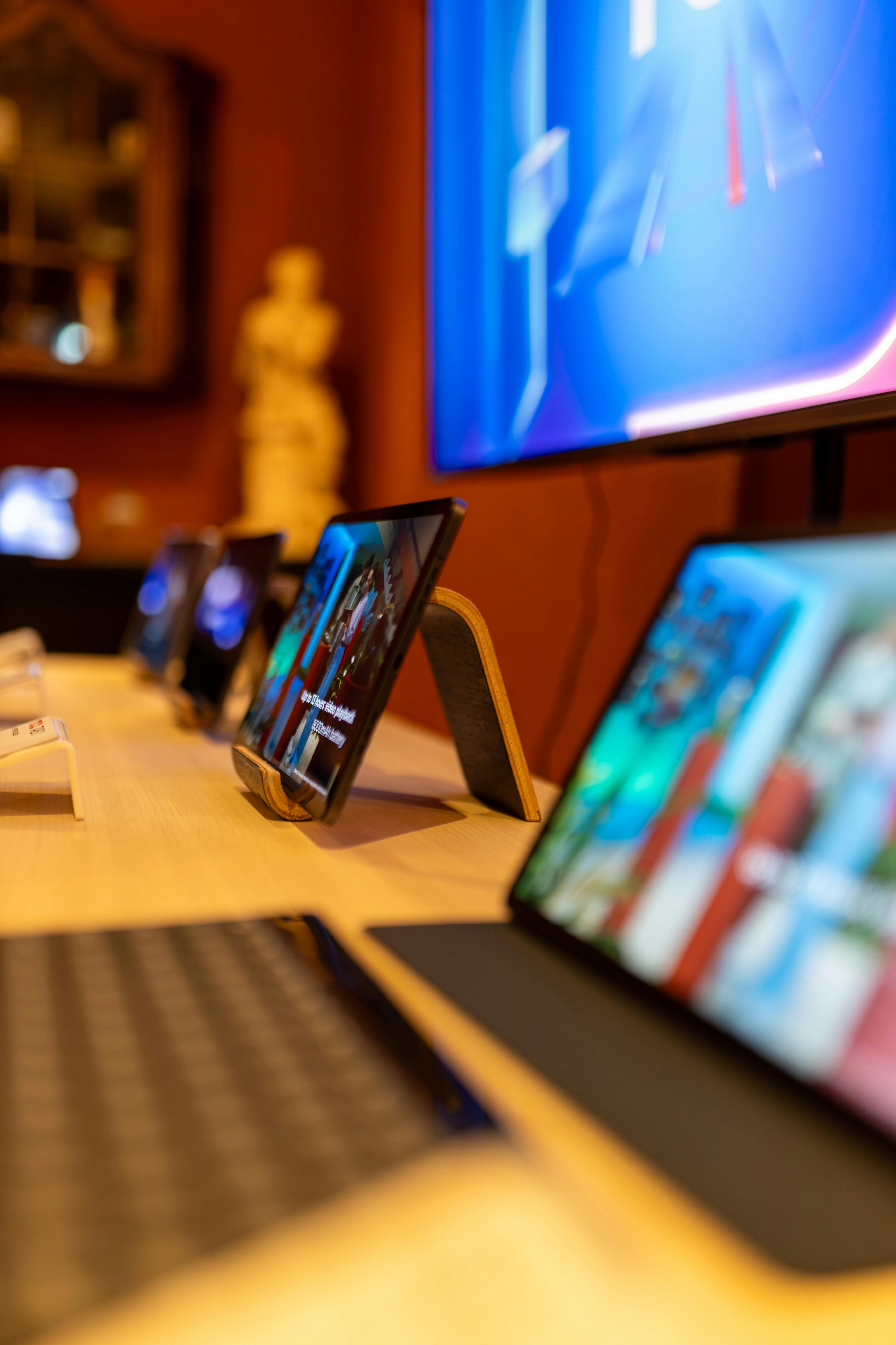 Tablets Standing on Display in a Store with Electronics · Free Stock Photo