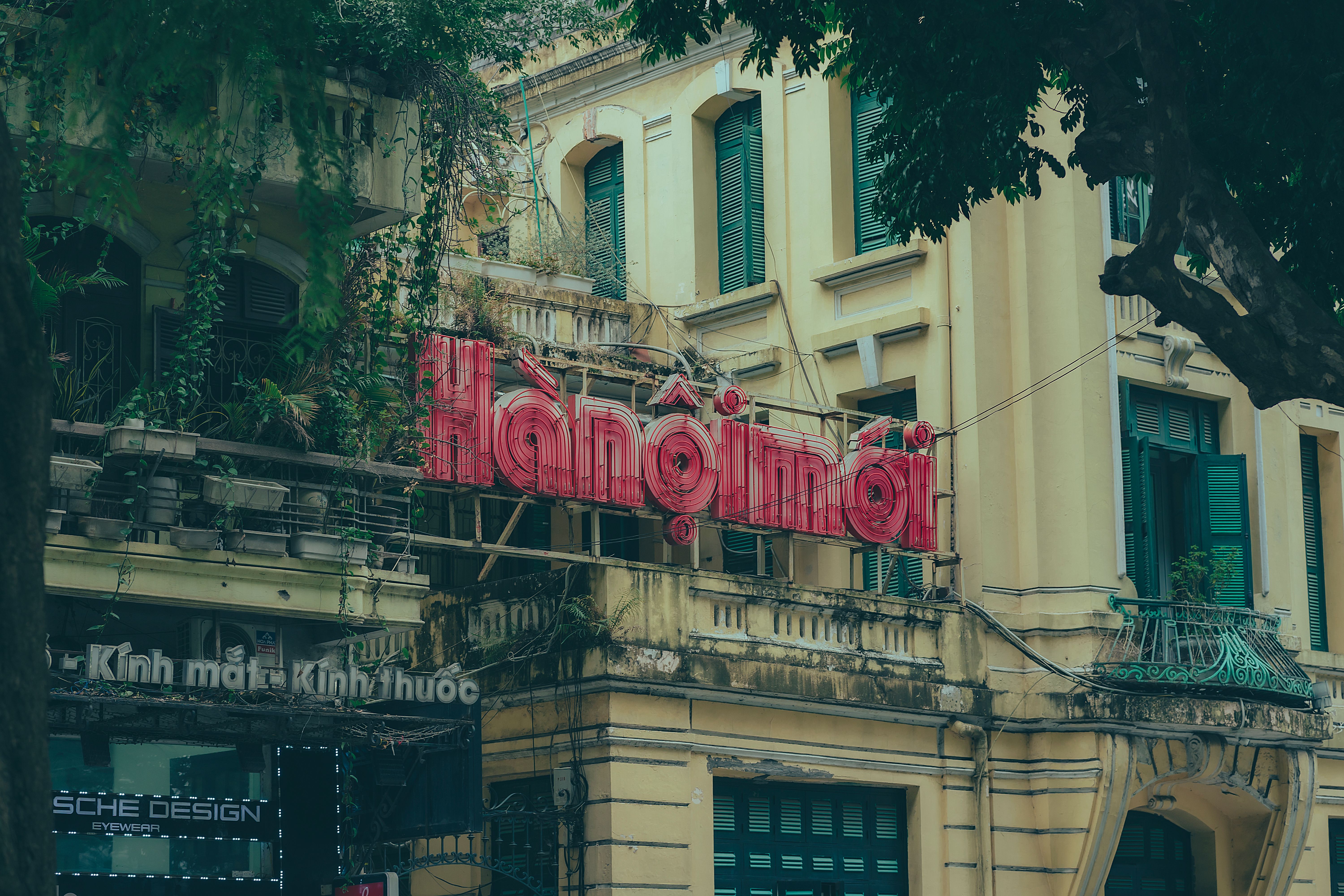 A building with a sign that says hoi an · Free Stock Photo