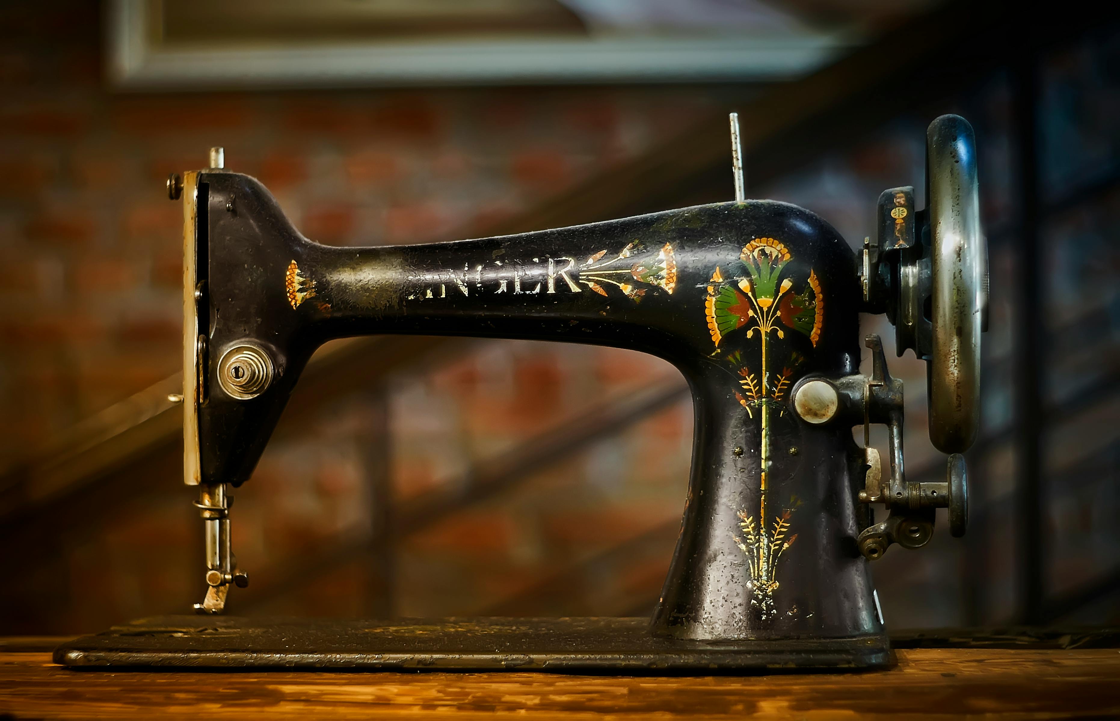 Vintage Sewing Machine · Free Stock Photo