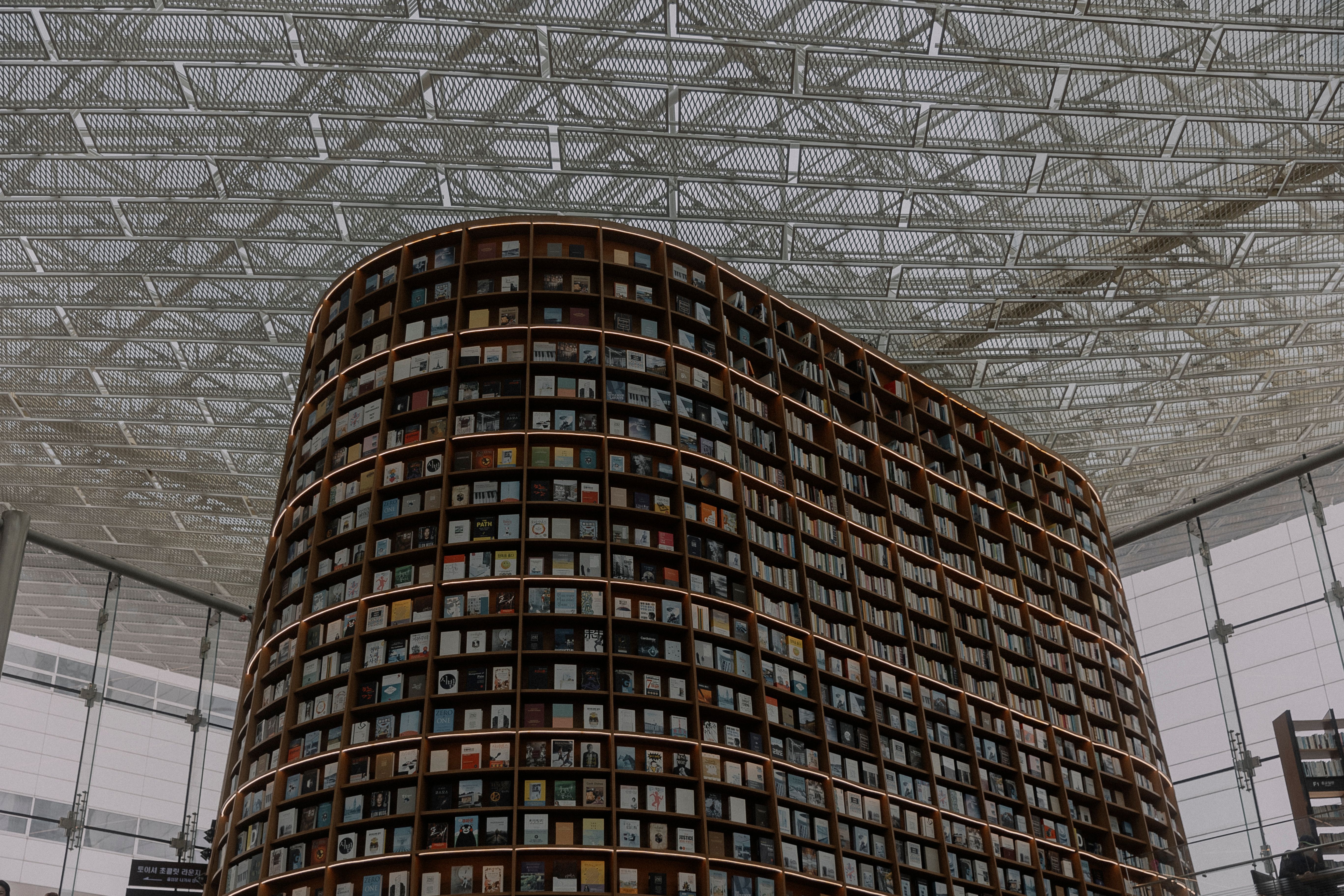 A large book shelf in a building with a roof · Free Stock Photo