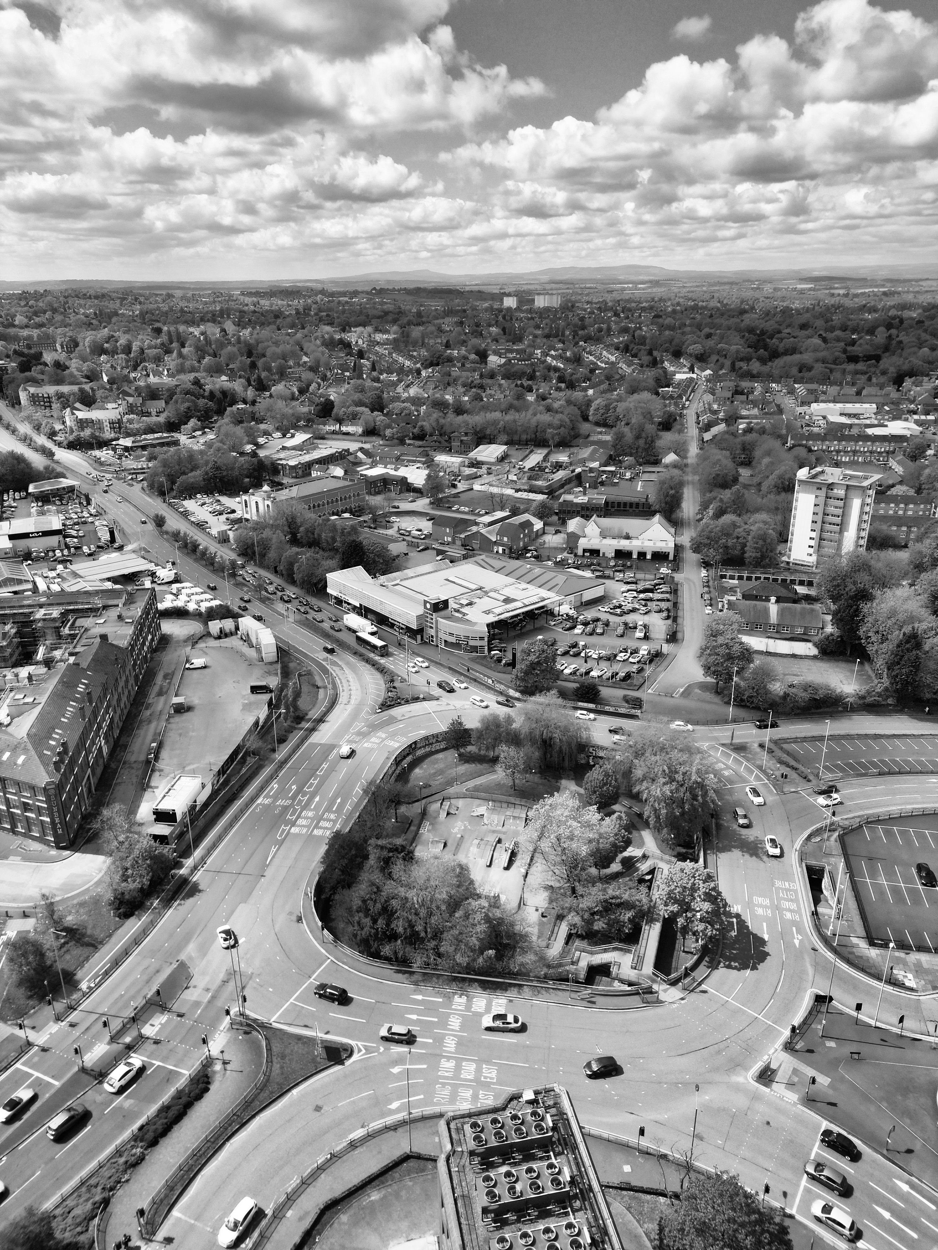 Roundabout in City in Black and White · Free Stock Photo