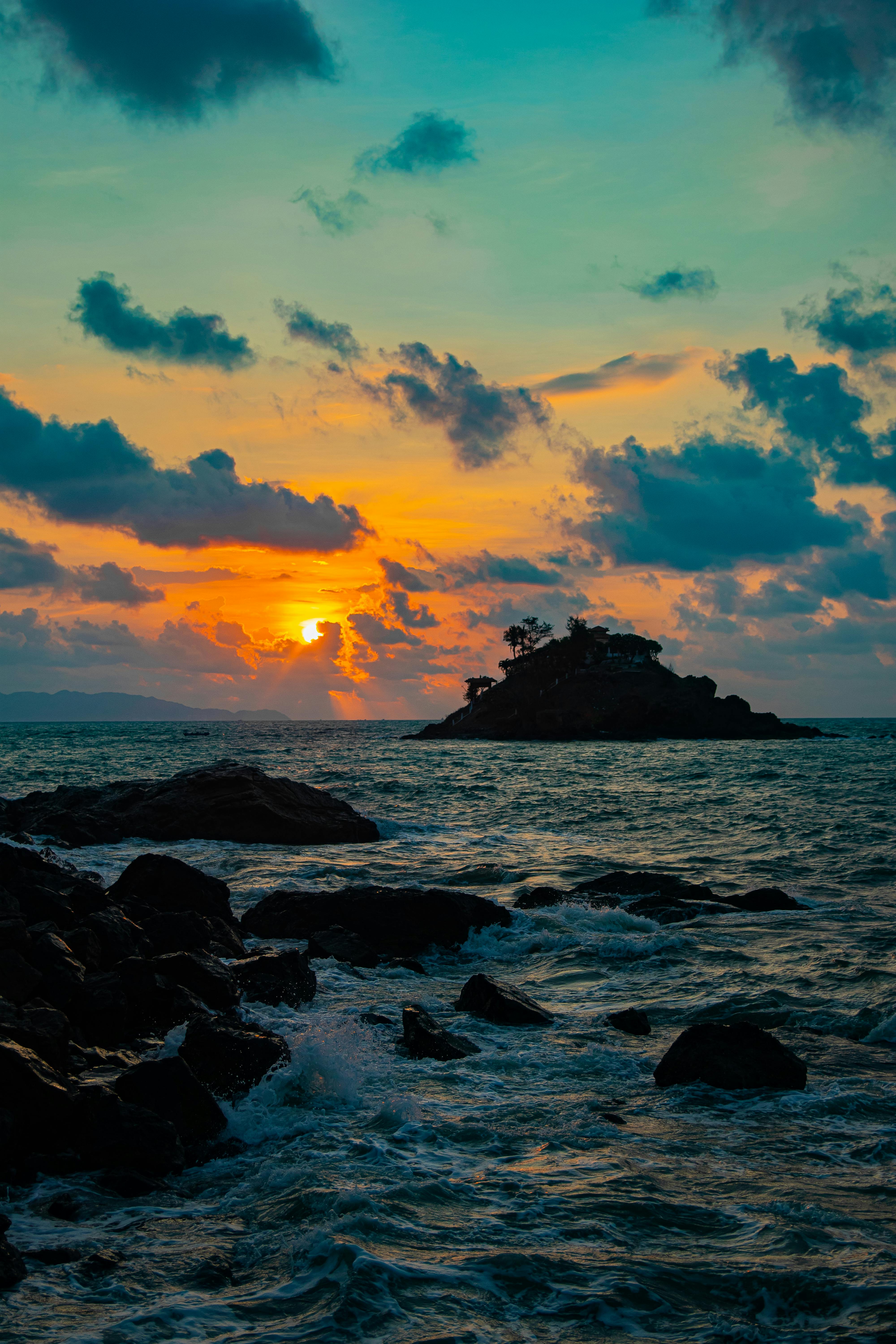 Islet in the Ocean at Sunset · Free Stock Photo
