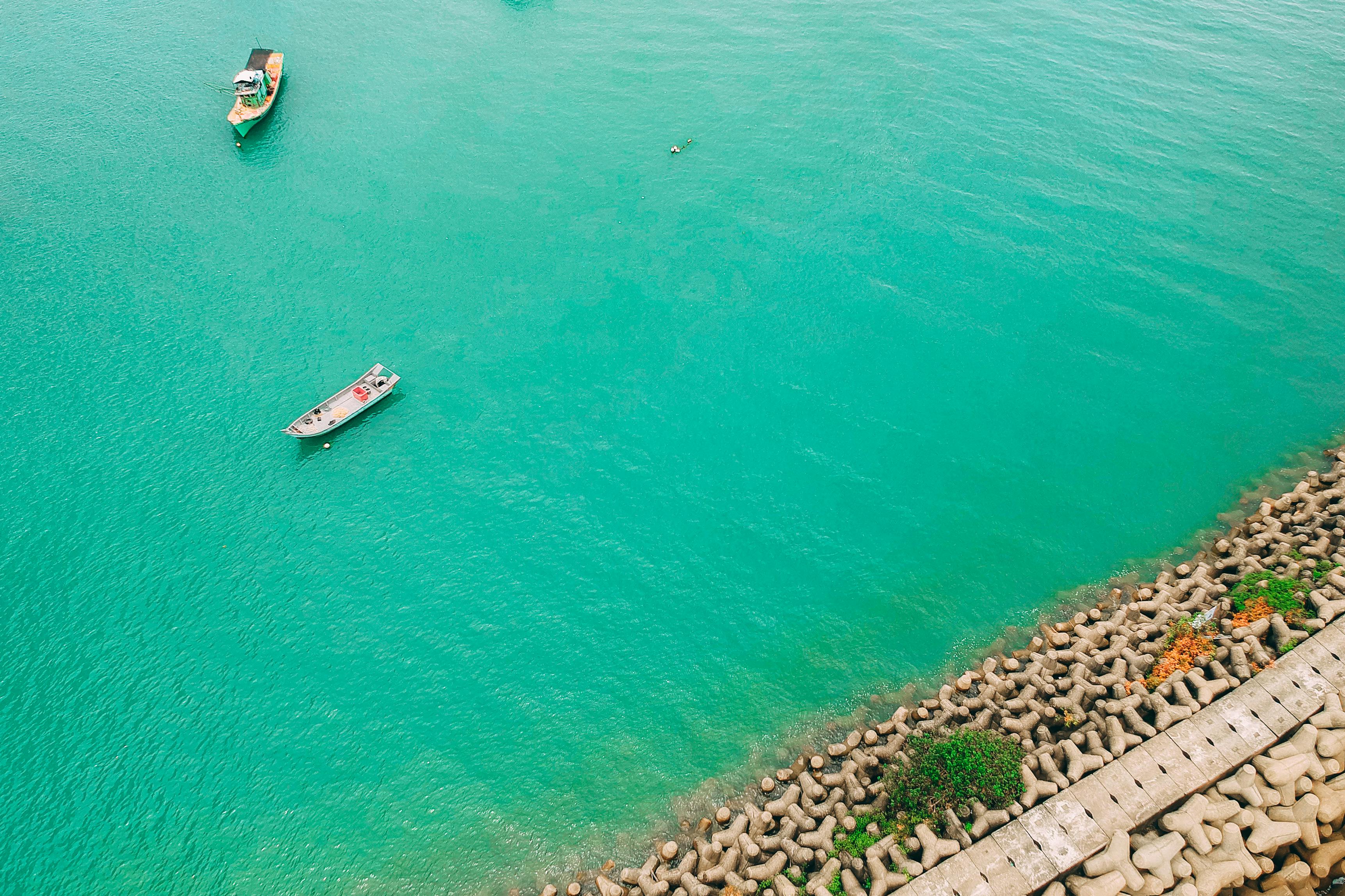 Boats on water · Free Stock Photo