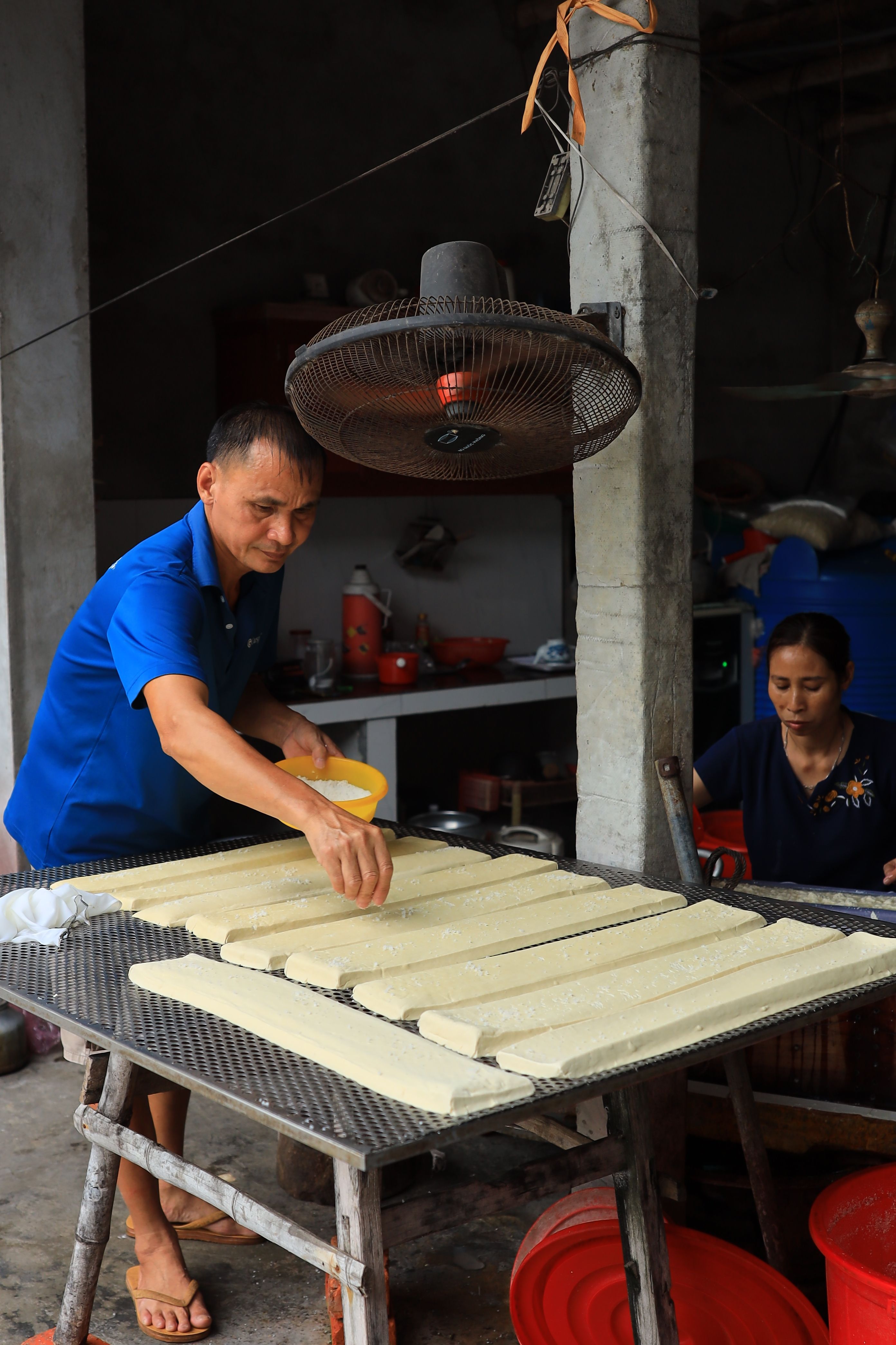 A man making wooden boards in a factory · Free Stock Photo