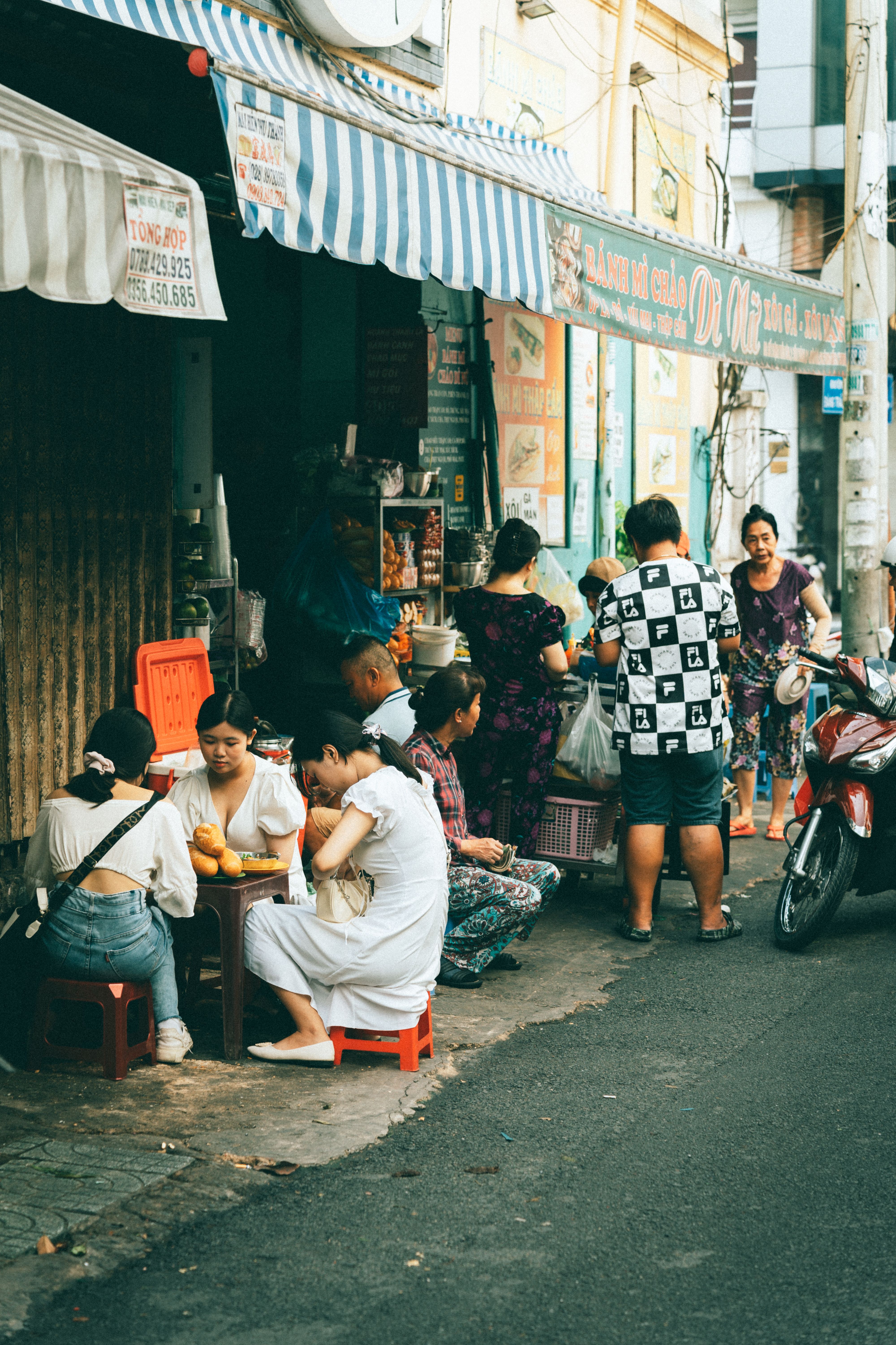 People on Street in Town · Free Stock Photo