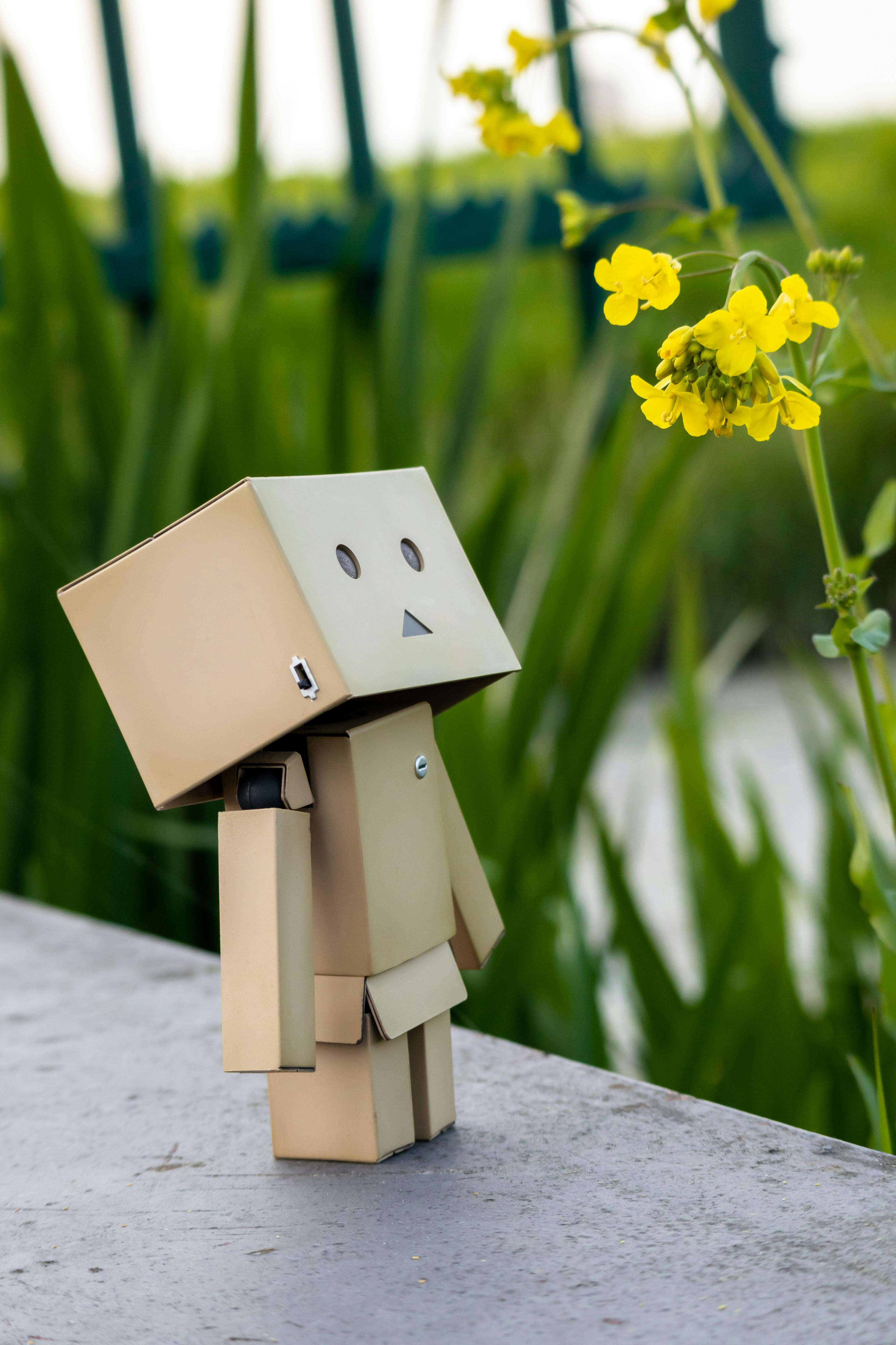 Paper Figurine by the Lake · Free Stock Photo