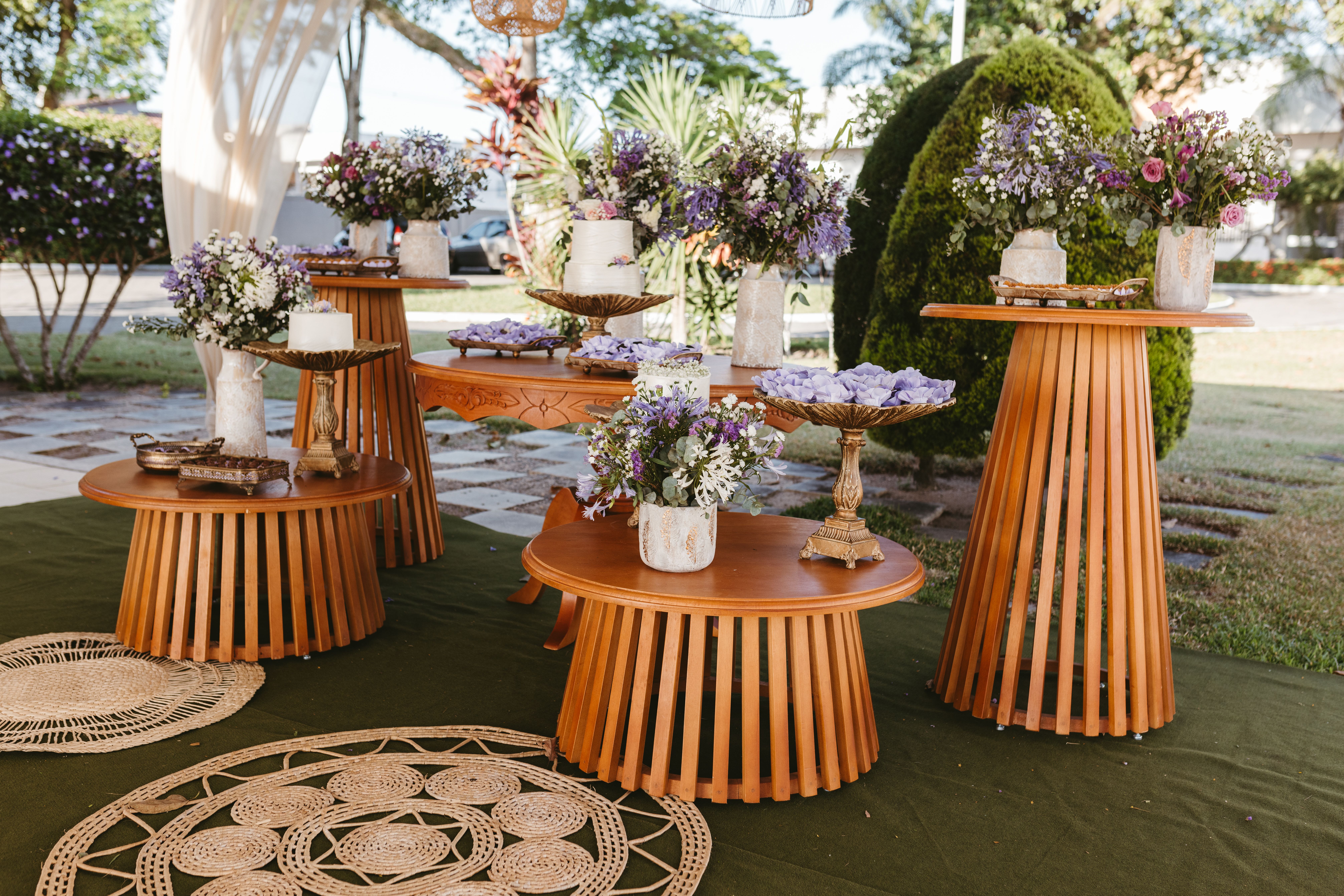 Flower Arrangements on the Tables Standing in the Garden · Free Stock Photo