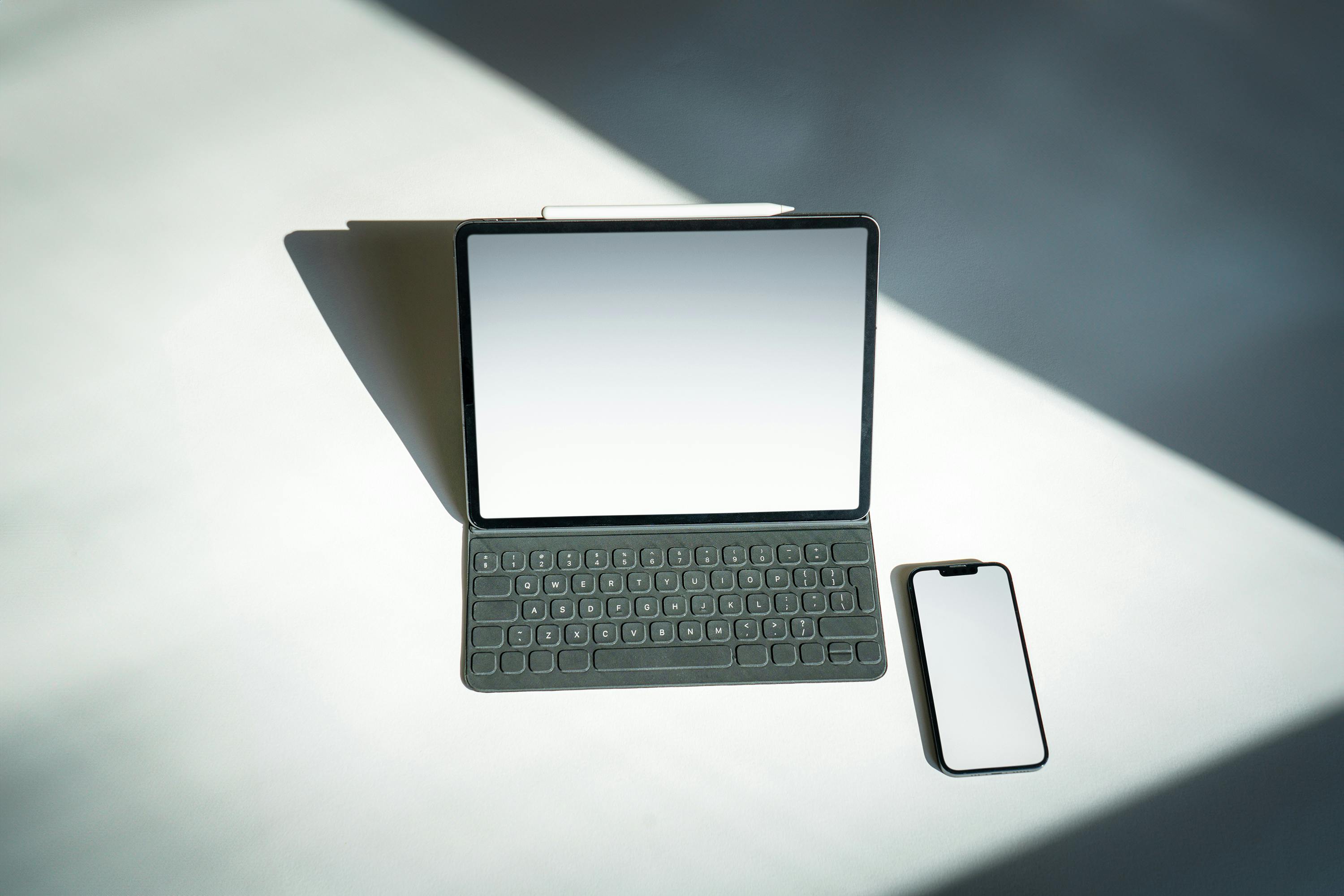White screen clean laptop smartphone screen · Free Stock Photo