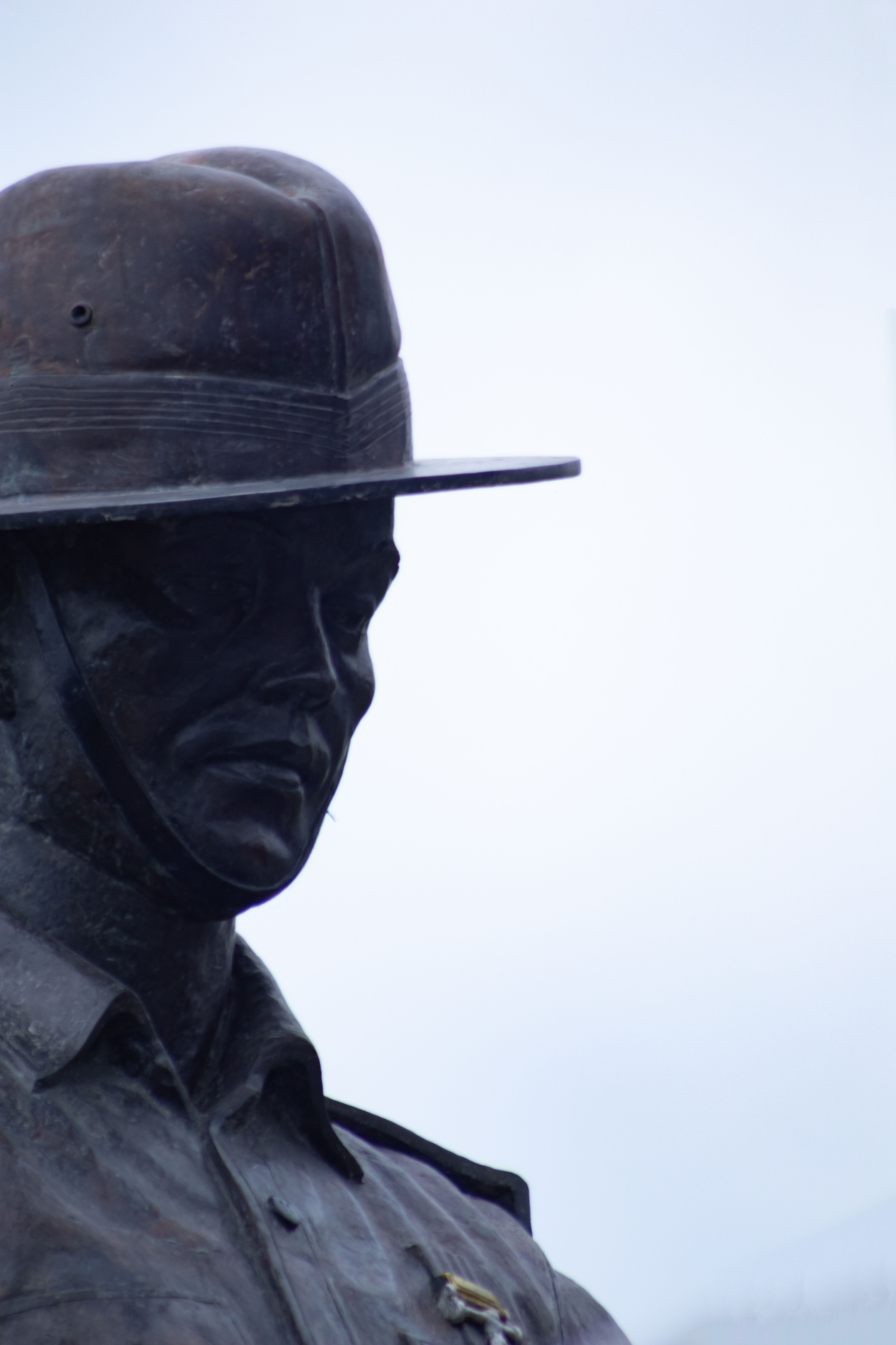 A statue of a man in a hat and uniform · Free Stock Photo