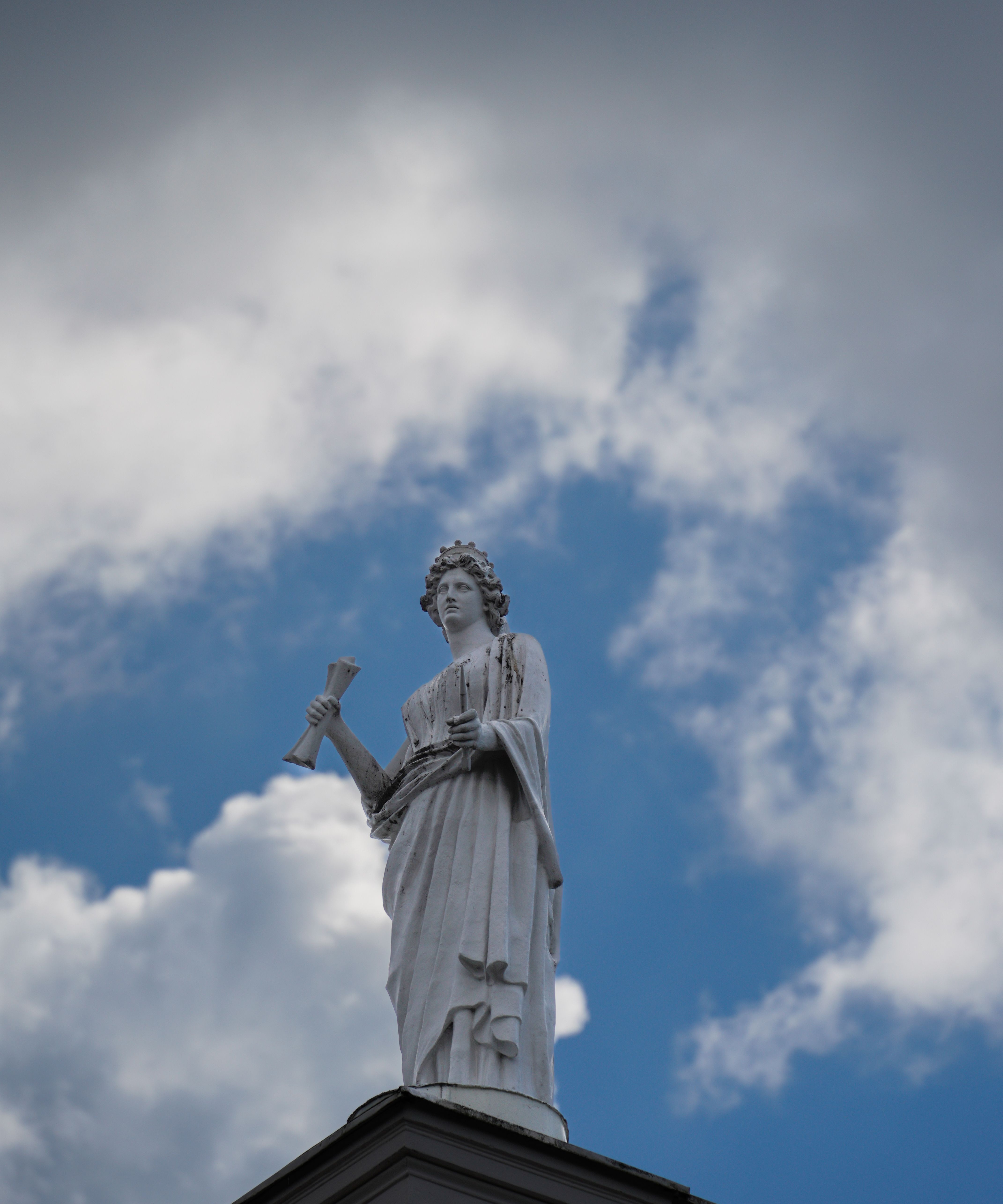 Statue on a Square · Free Stock Photo